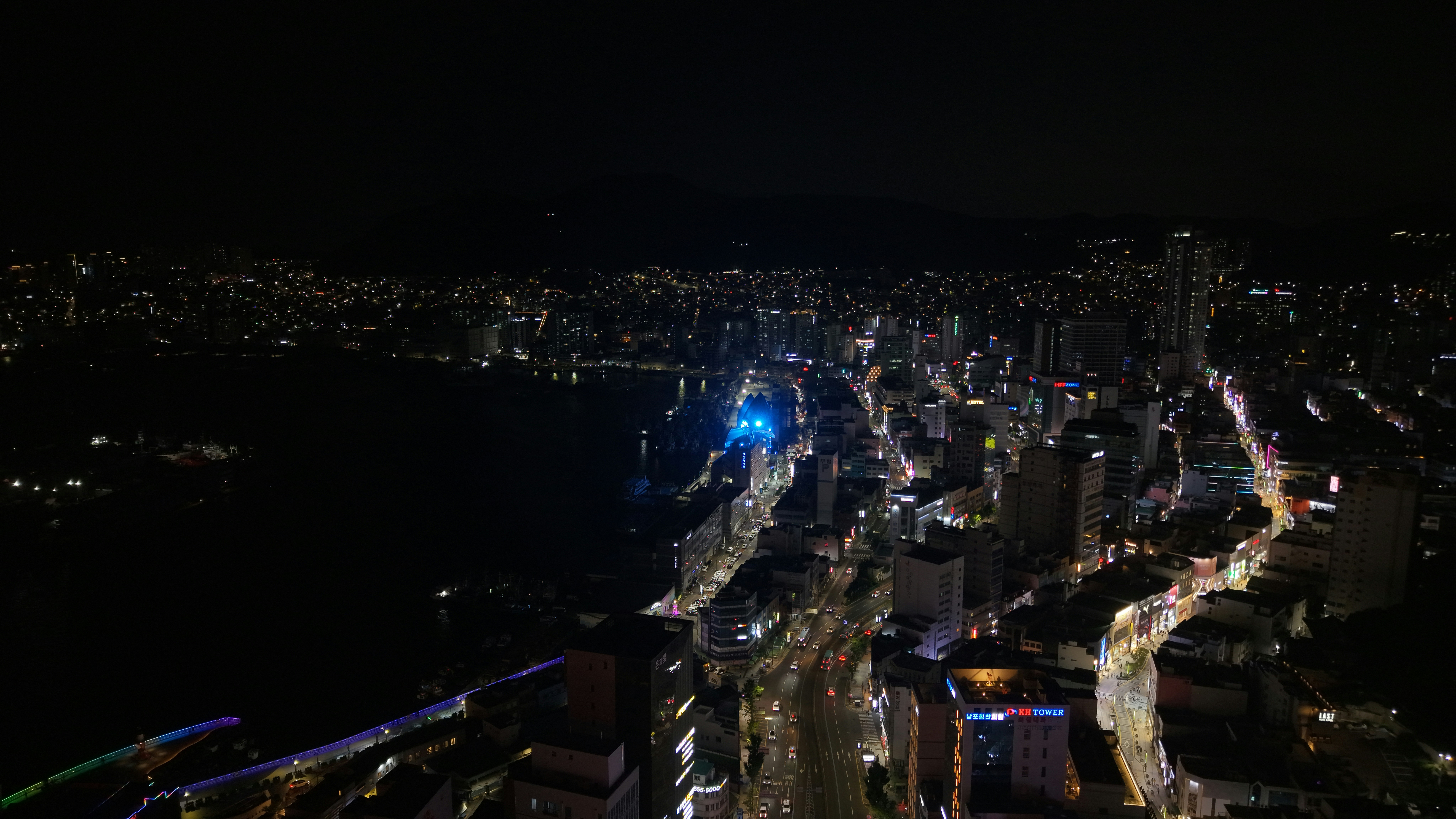 아름다운 도시 부산의 야경을 드론으로 촬영한 장면입니다 | Nighttime cityscape shimmers with lights.
