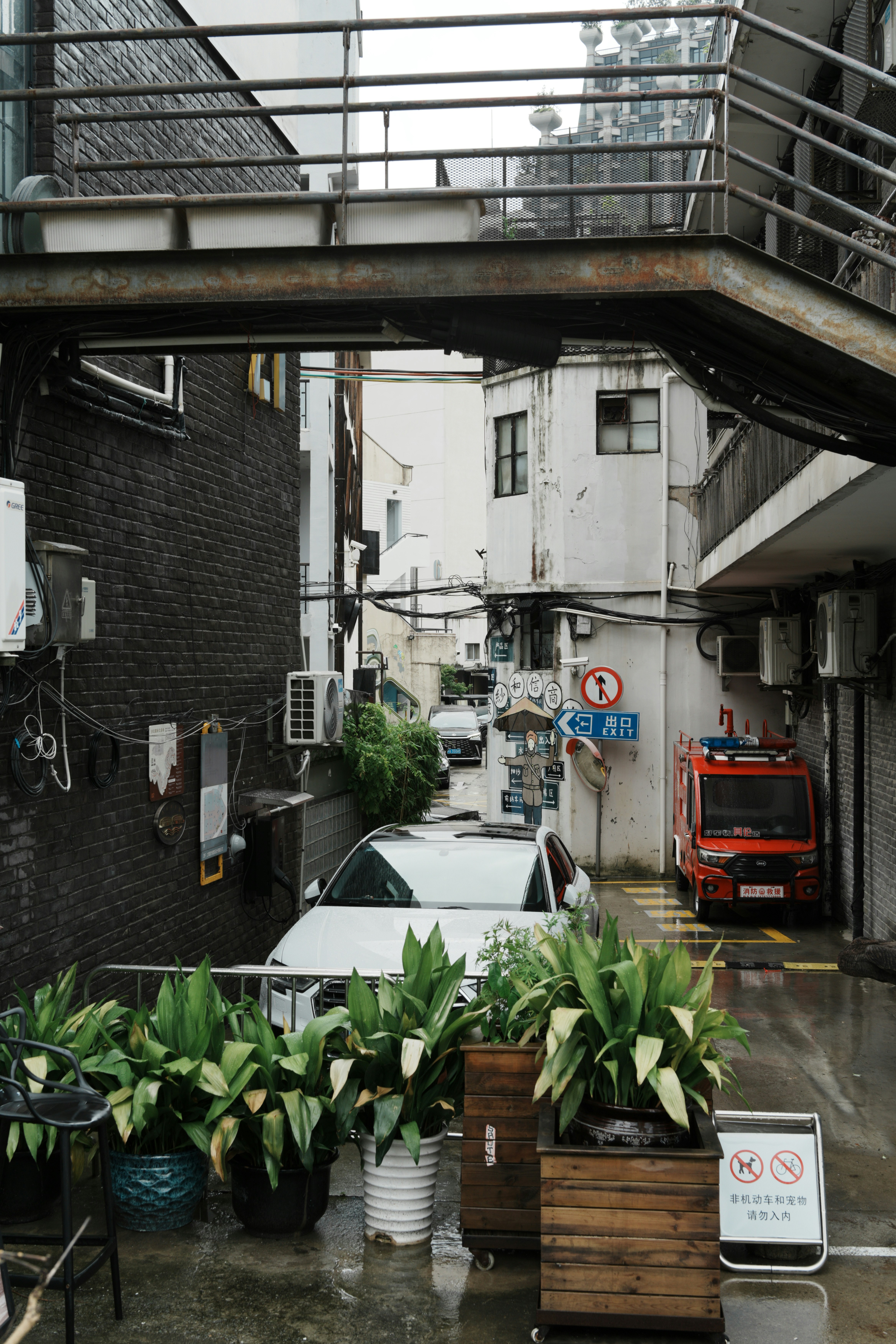 Urban Echoes: A Hidden PassageYishen Ji