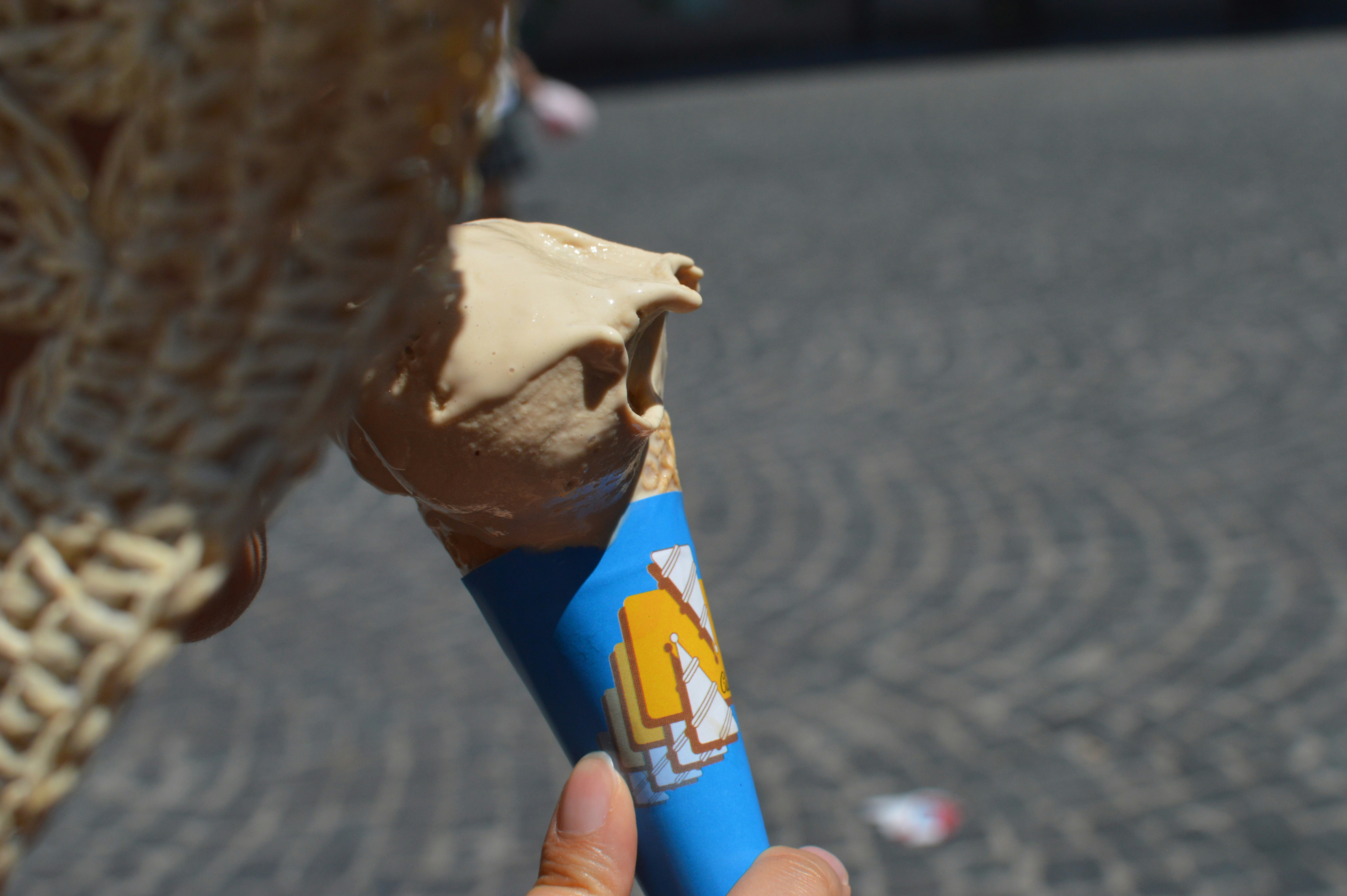 로마의 젤라또 | Ice cream cone held by a hand.