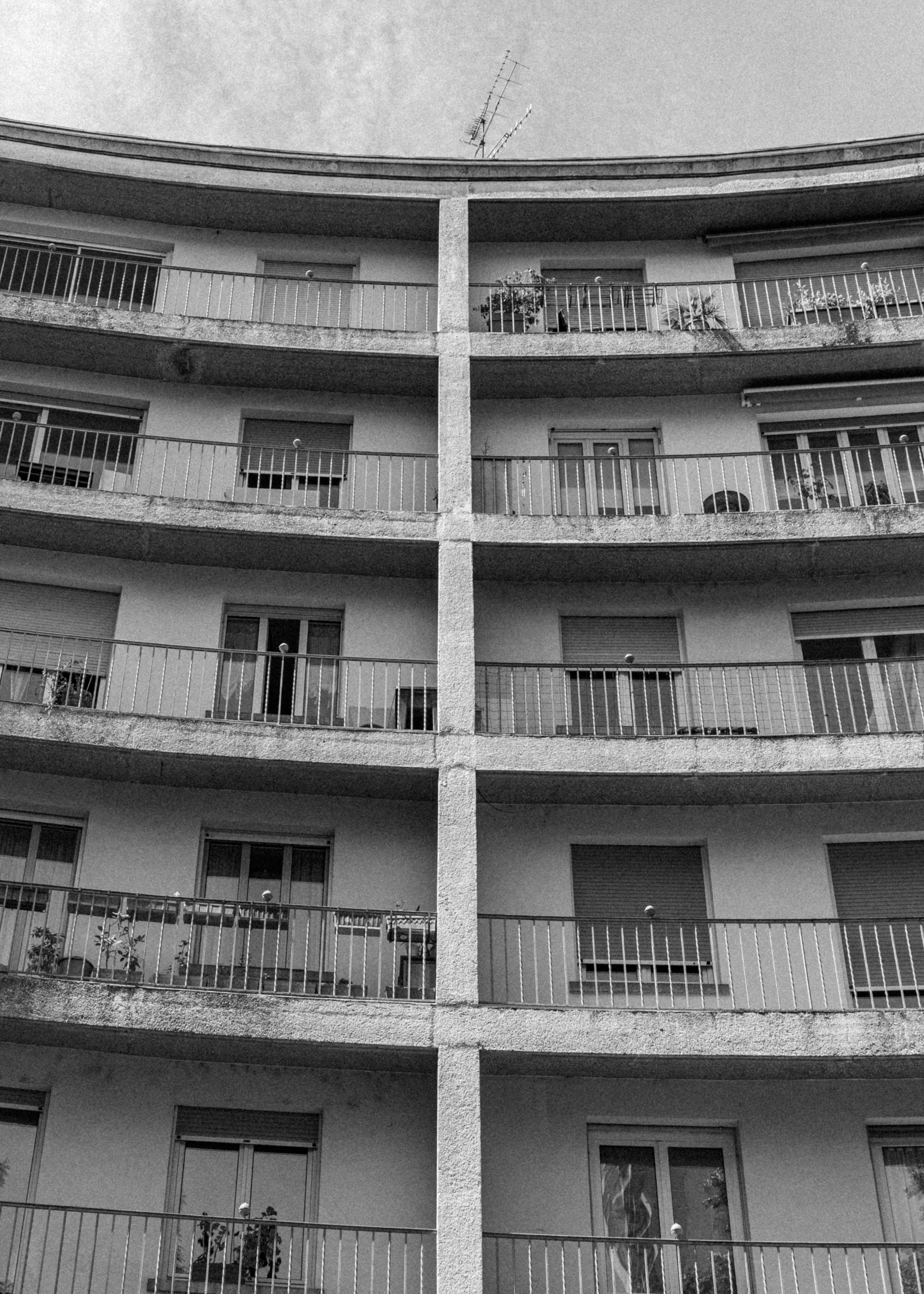 A curved apartment building has many balconies. photo – Free Building ...