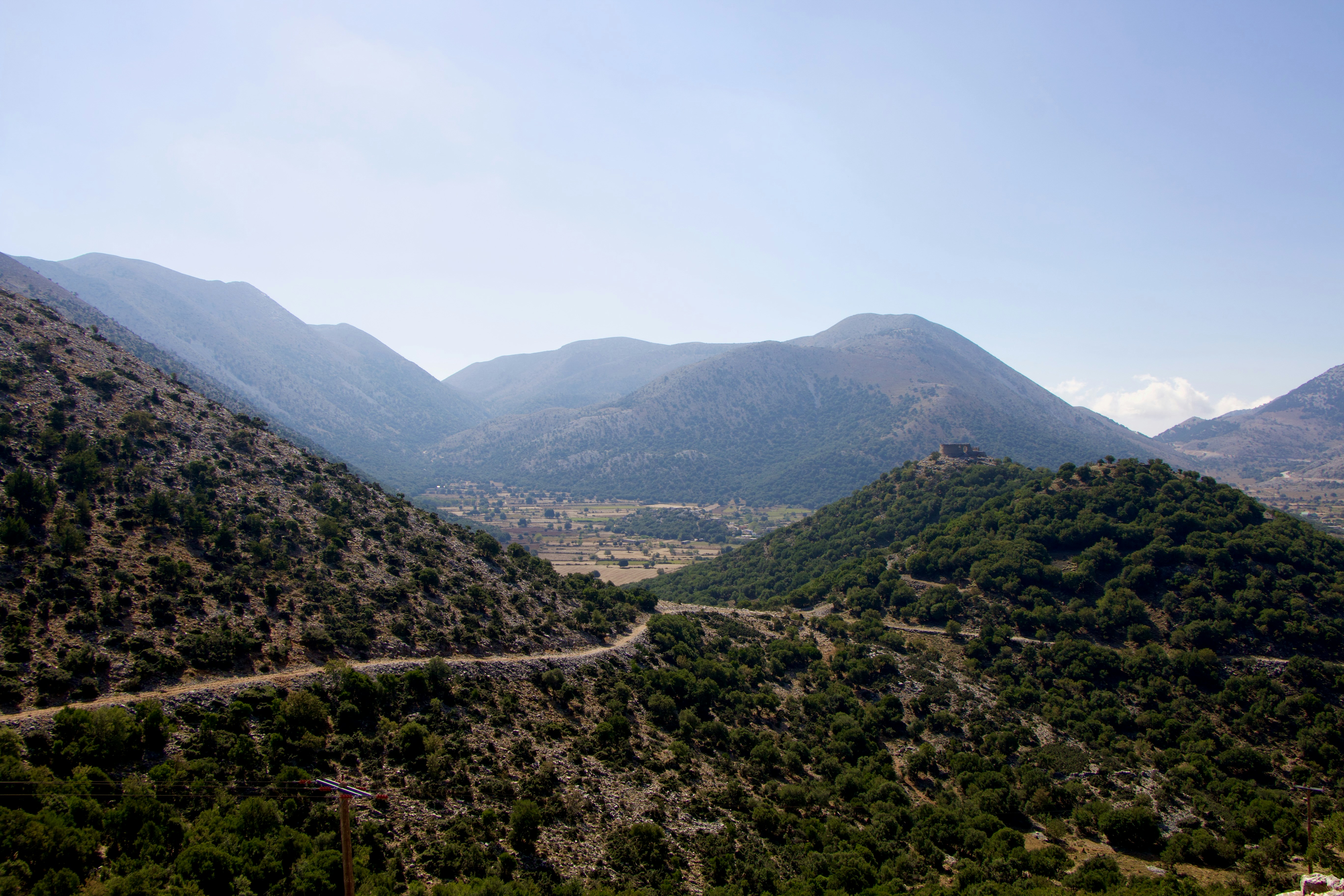 Mountains and a road lead through a beautiful landscape.