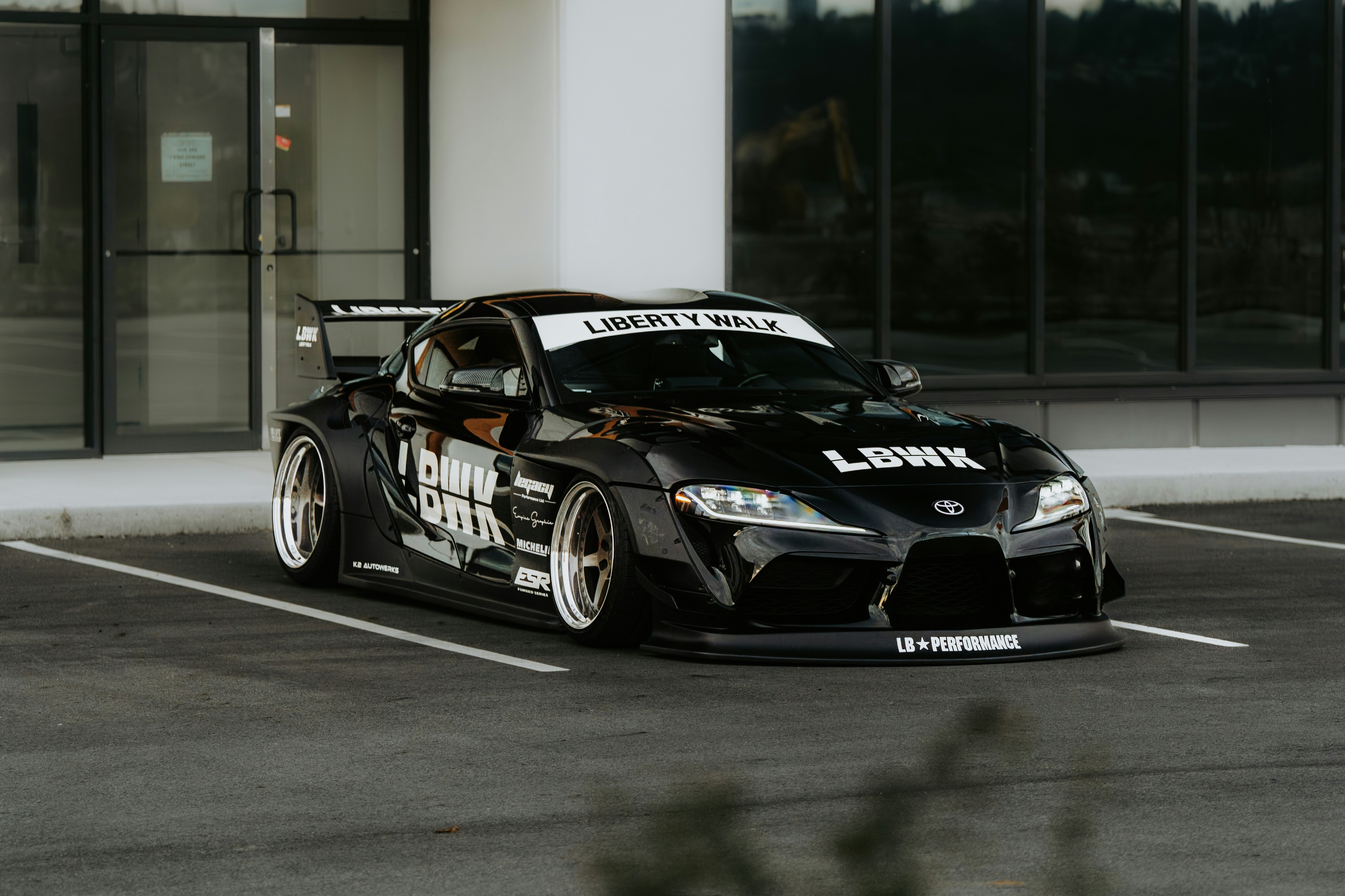 A modified black sports car is parked. photo – Free Car Image on Unsplash