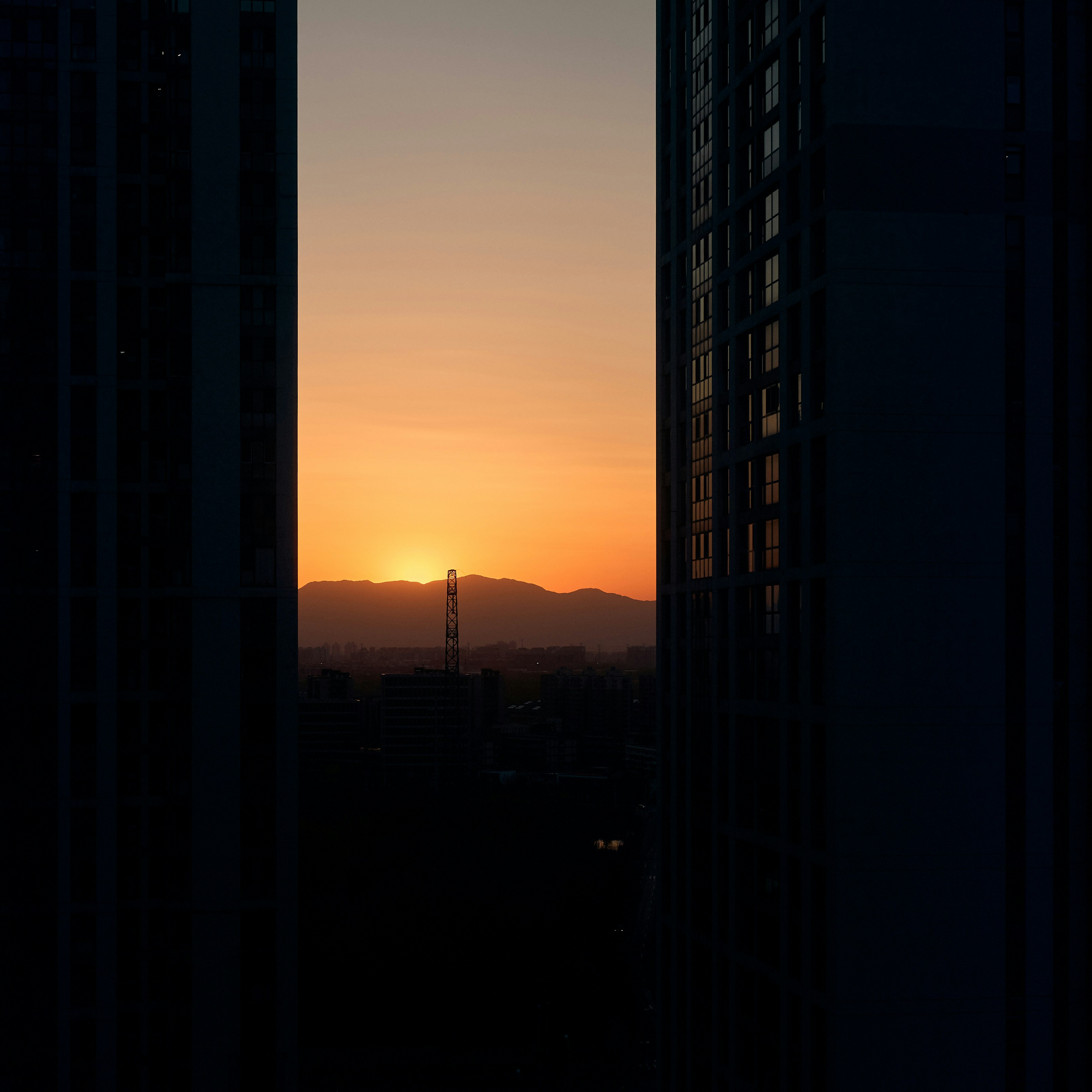 Urban Twilight: A Glimpse of Dusk Between Towers