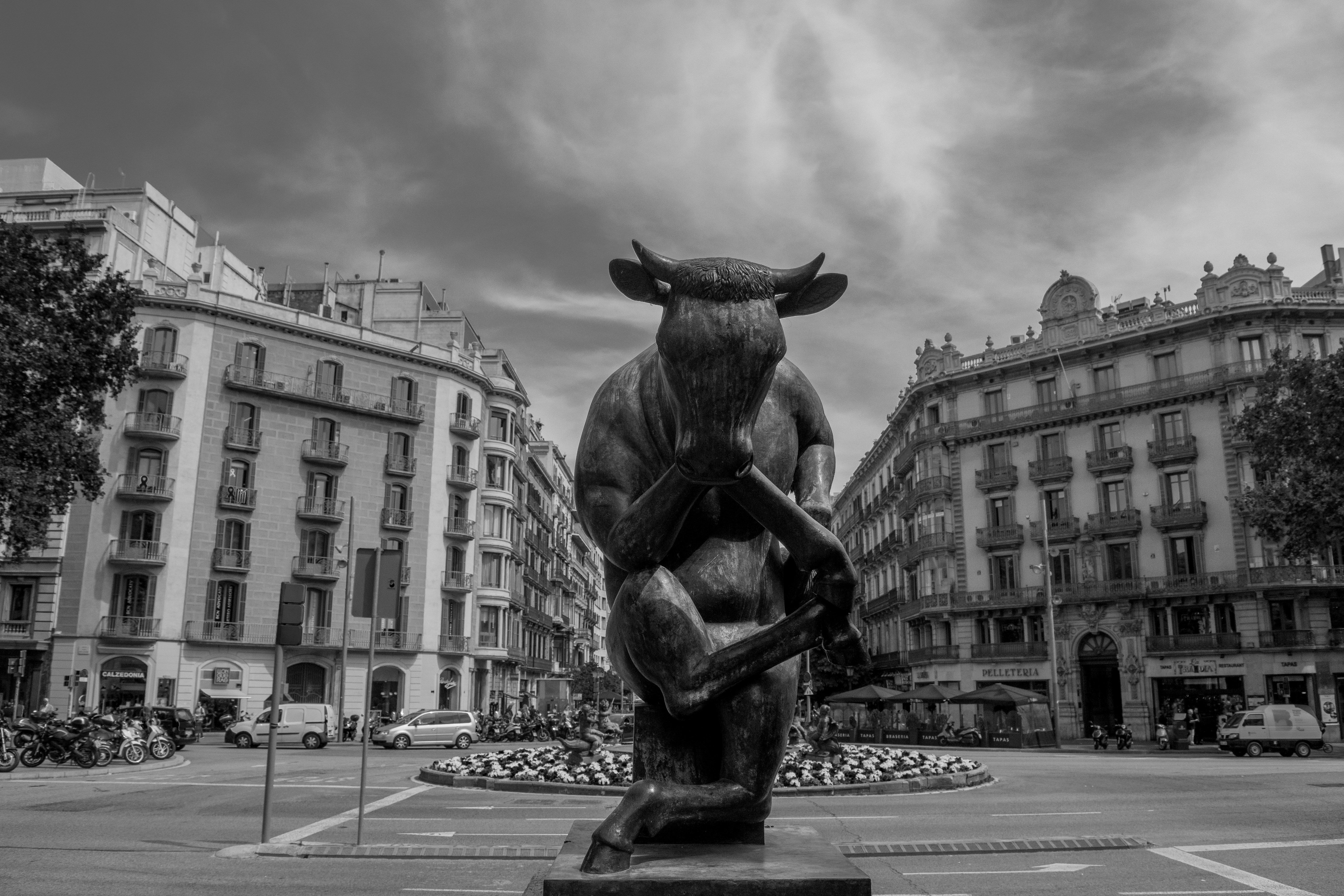 The Contemplative Bull: A Modern Sculpture Amidst Urban Life