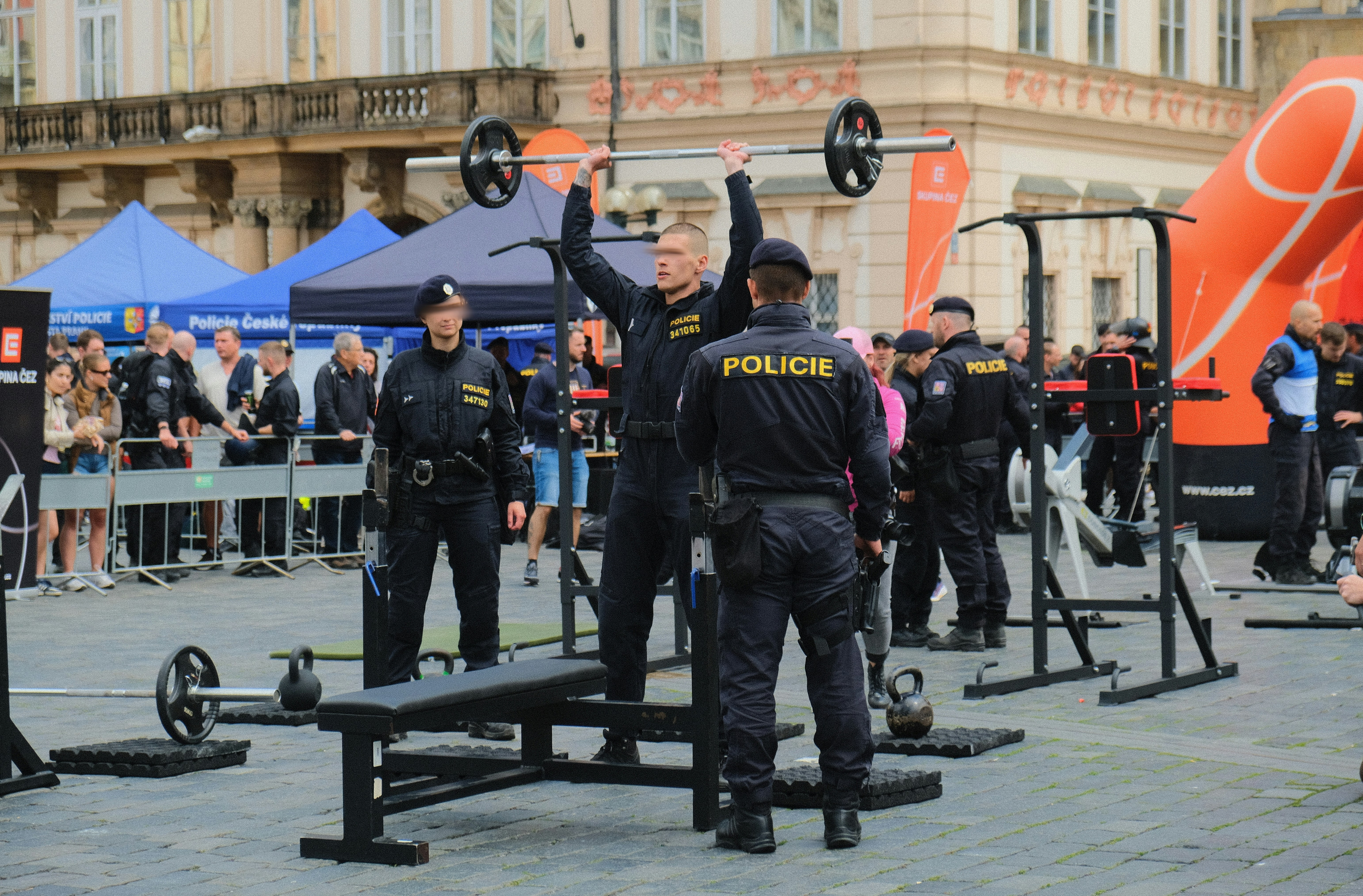 Police officers are lifting weights in an outdoor exercise. photo ...