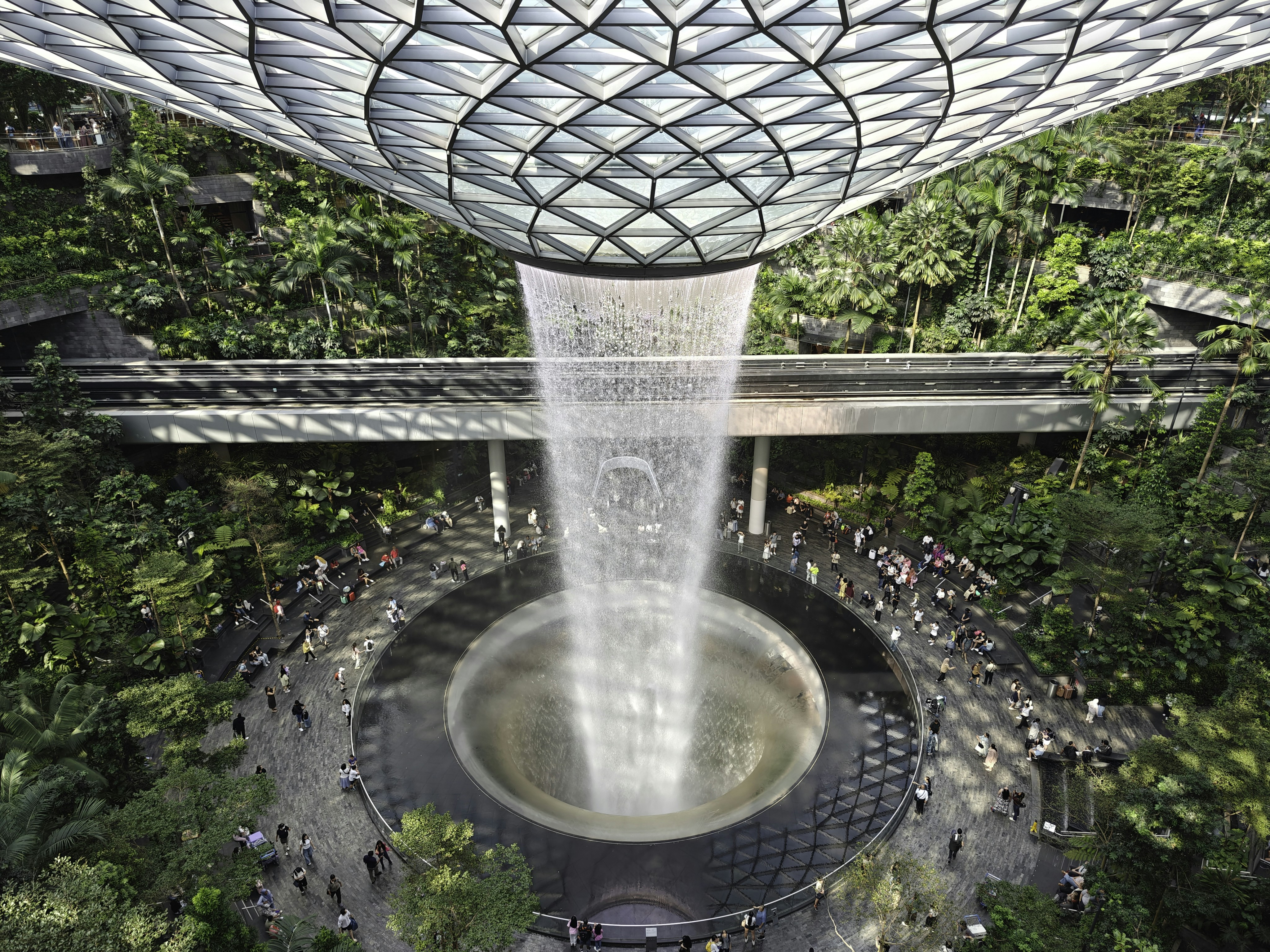 Waterfall at Jewel Changi, Singapore | Jewel changi airport's stunning waterfall.
