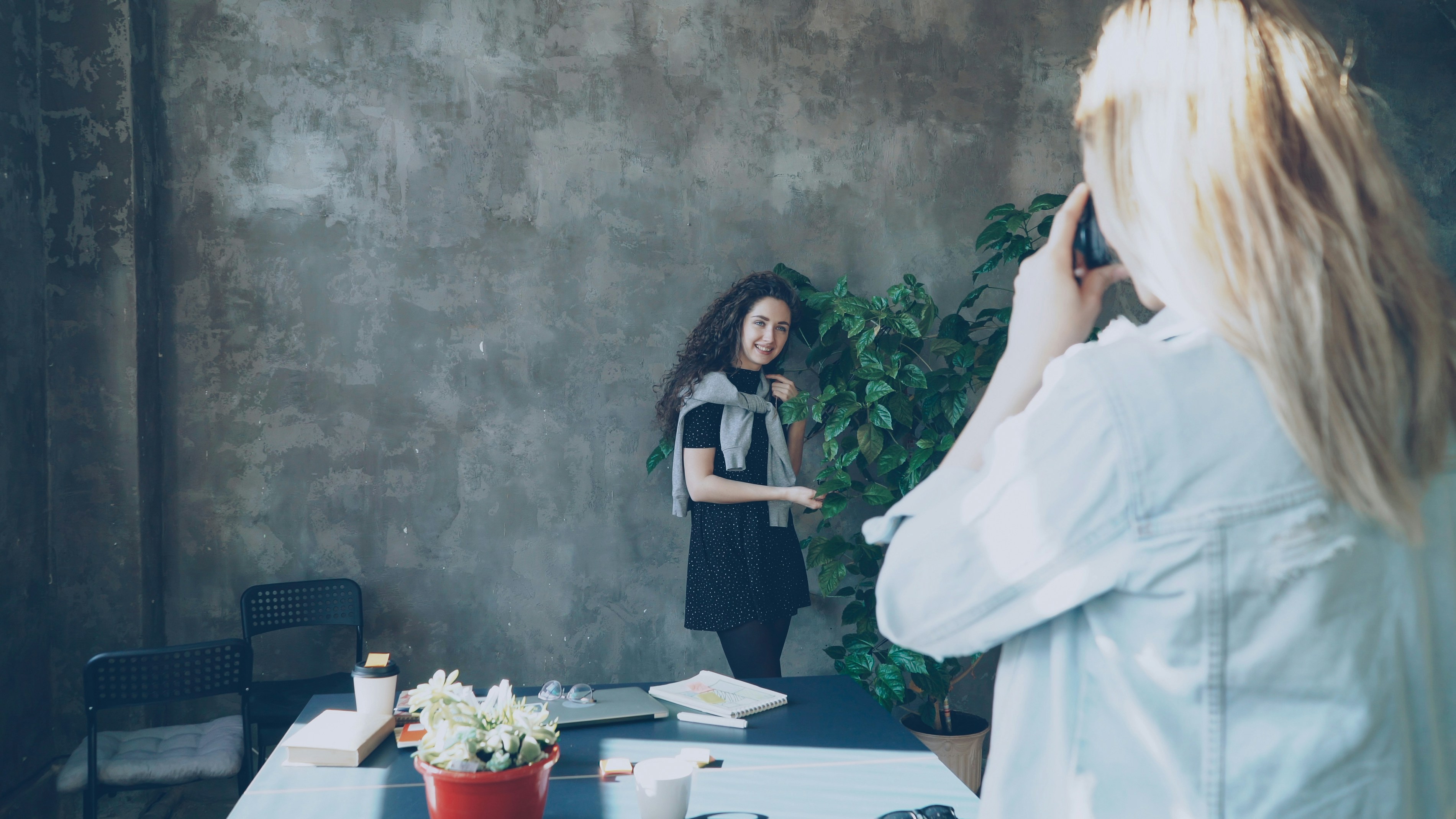 A photographer is taking a photo of a model. photo – Free Office Image ...