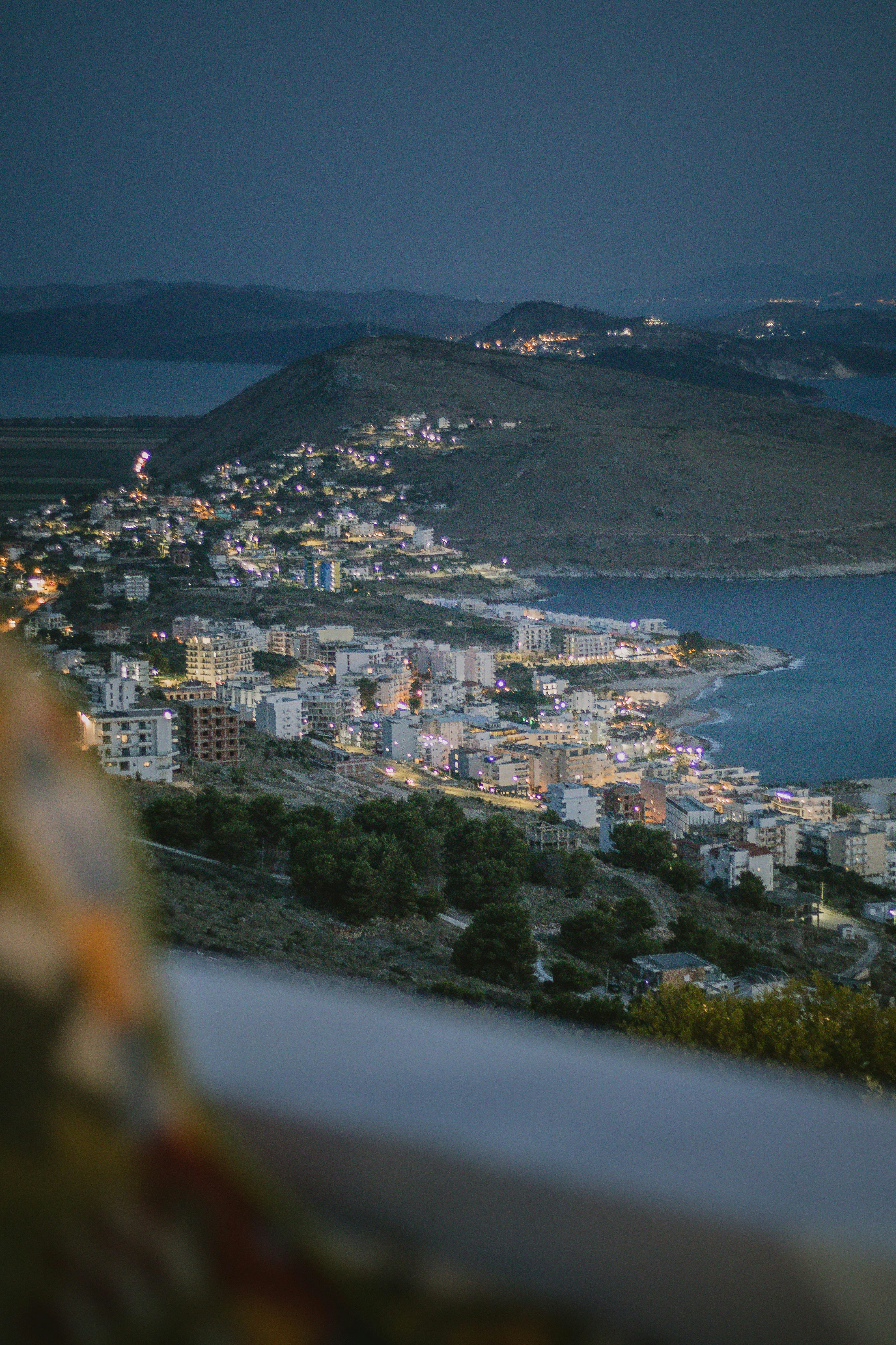 Twilight Coastal Clusters: A Nighttime Panorama of a Hillside City