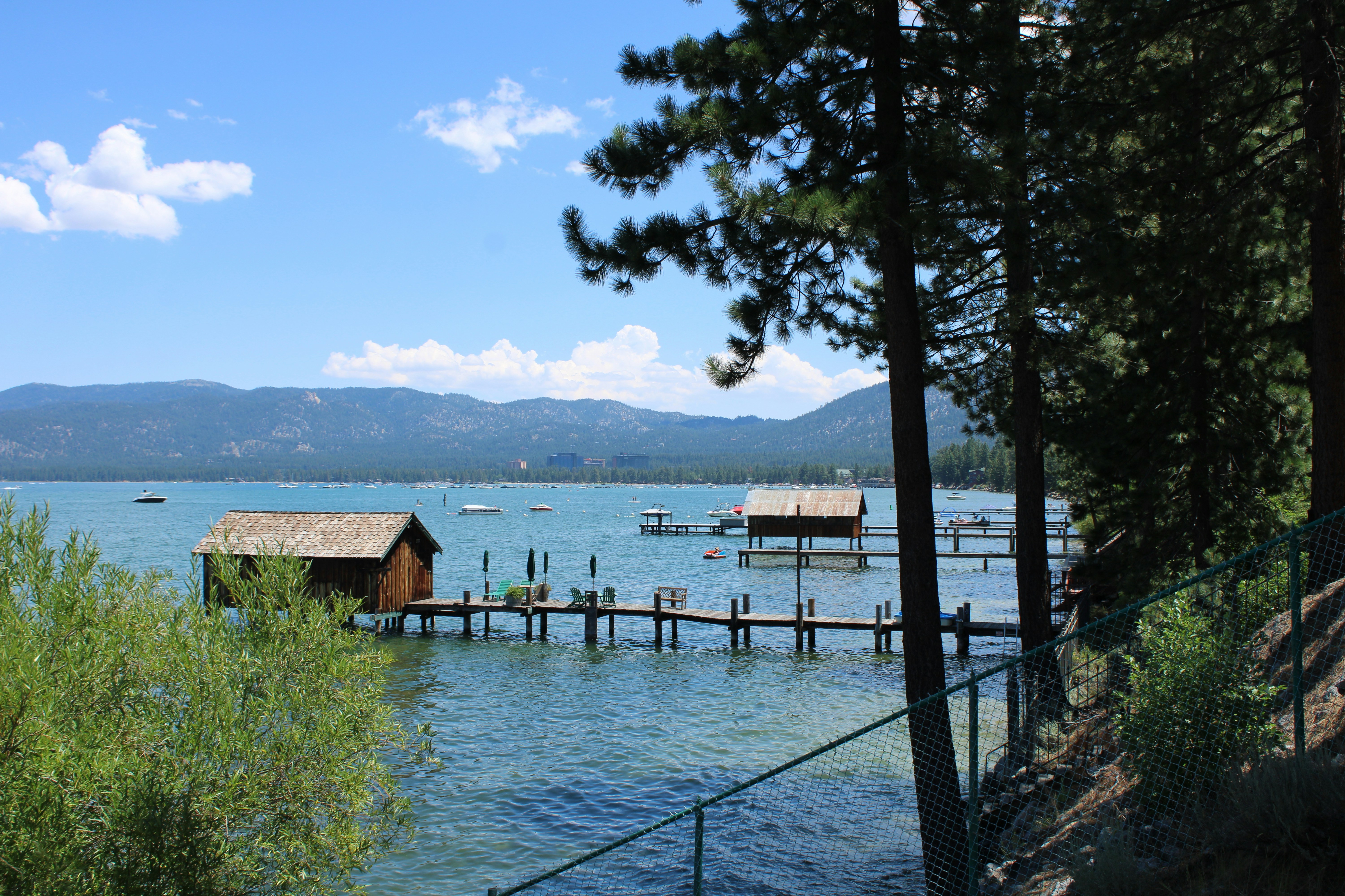Scenic lakefront view with docks and boathouses. photo – Free Scenery ...