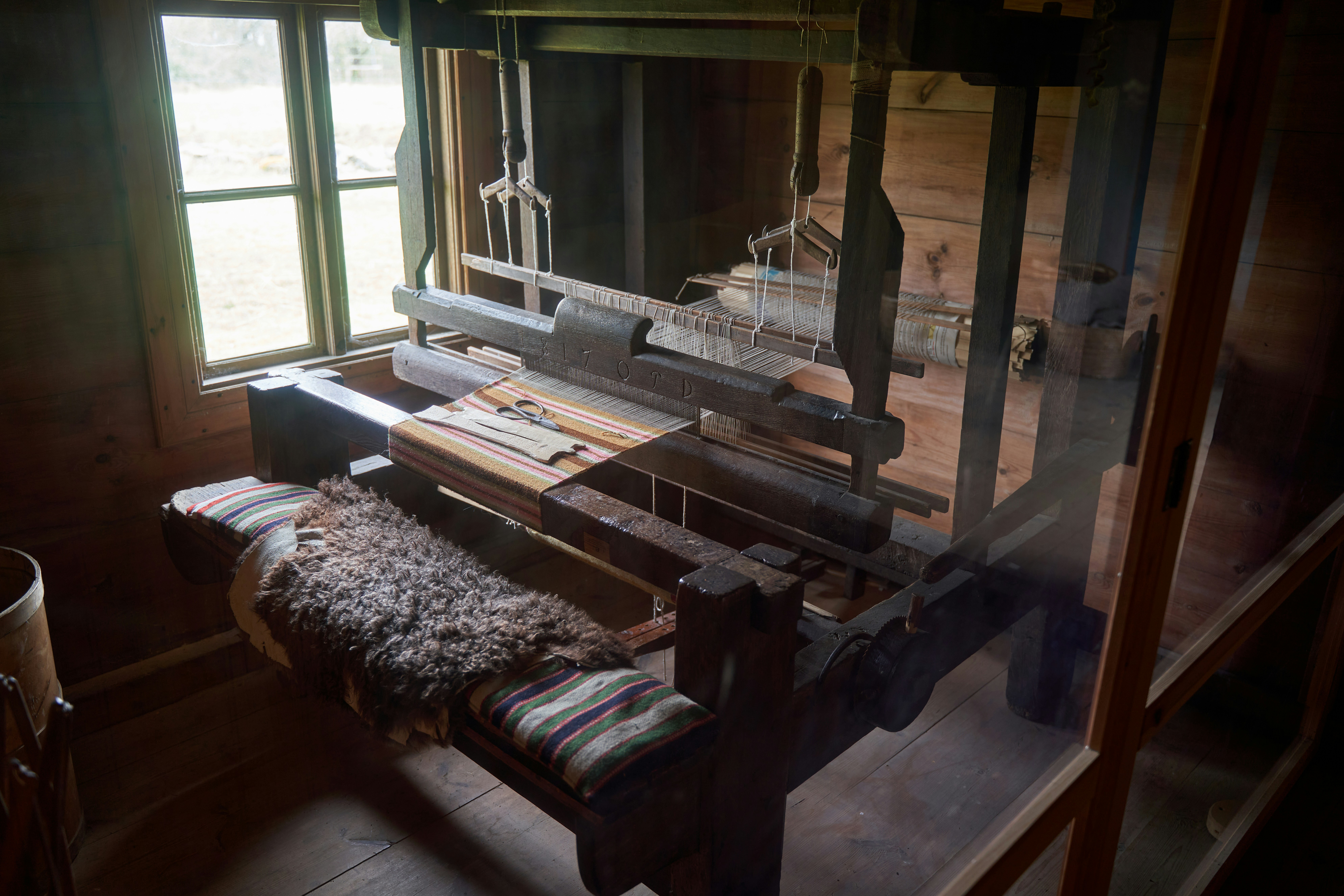 A wooden loom sits in a rustic room. photo – Free Museum Image on Unsplash