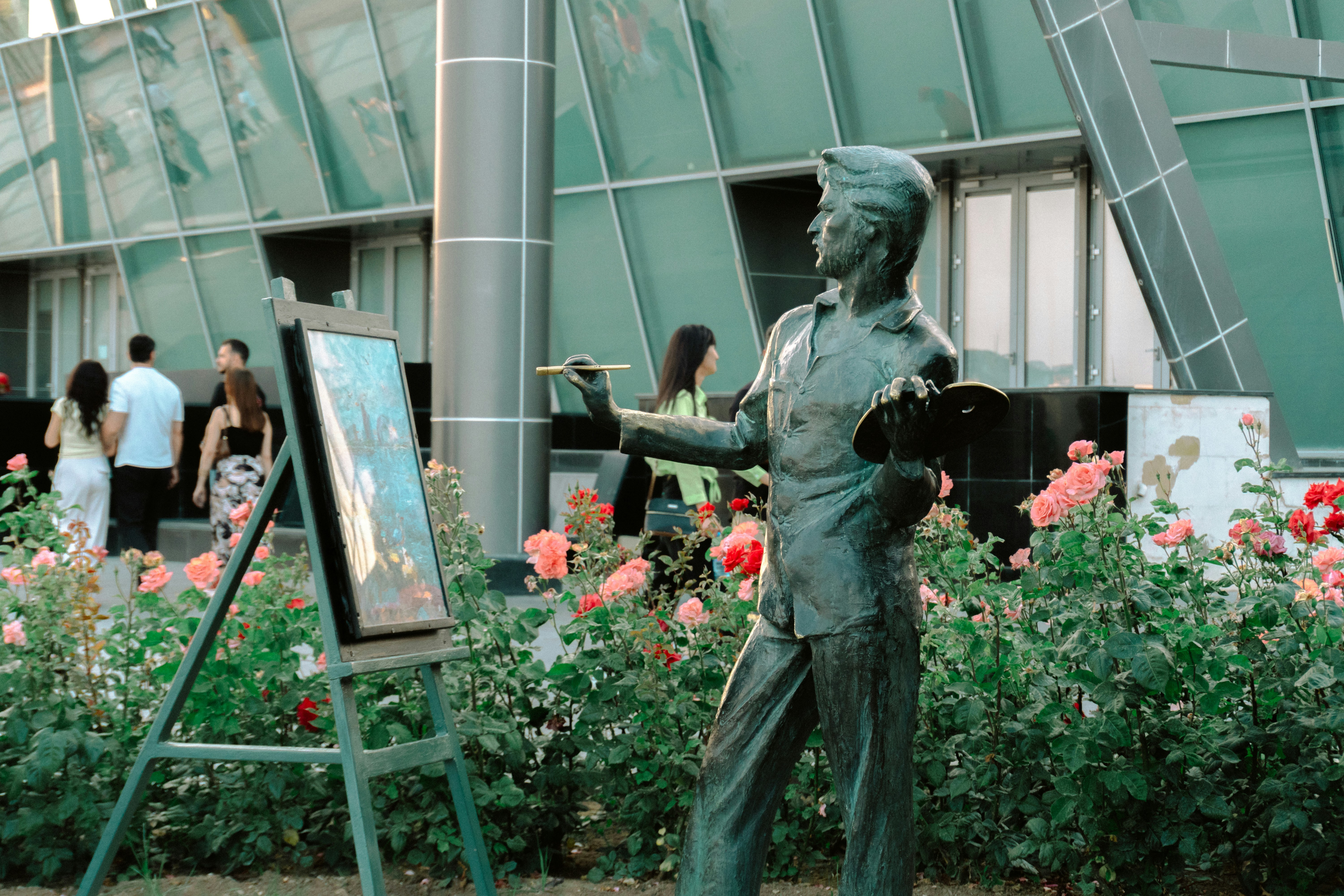 Painter | A statue of a painter working outdoors.