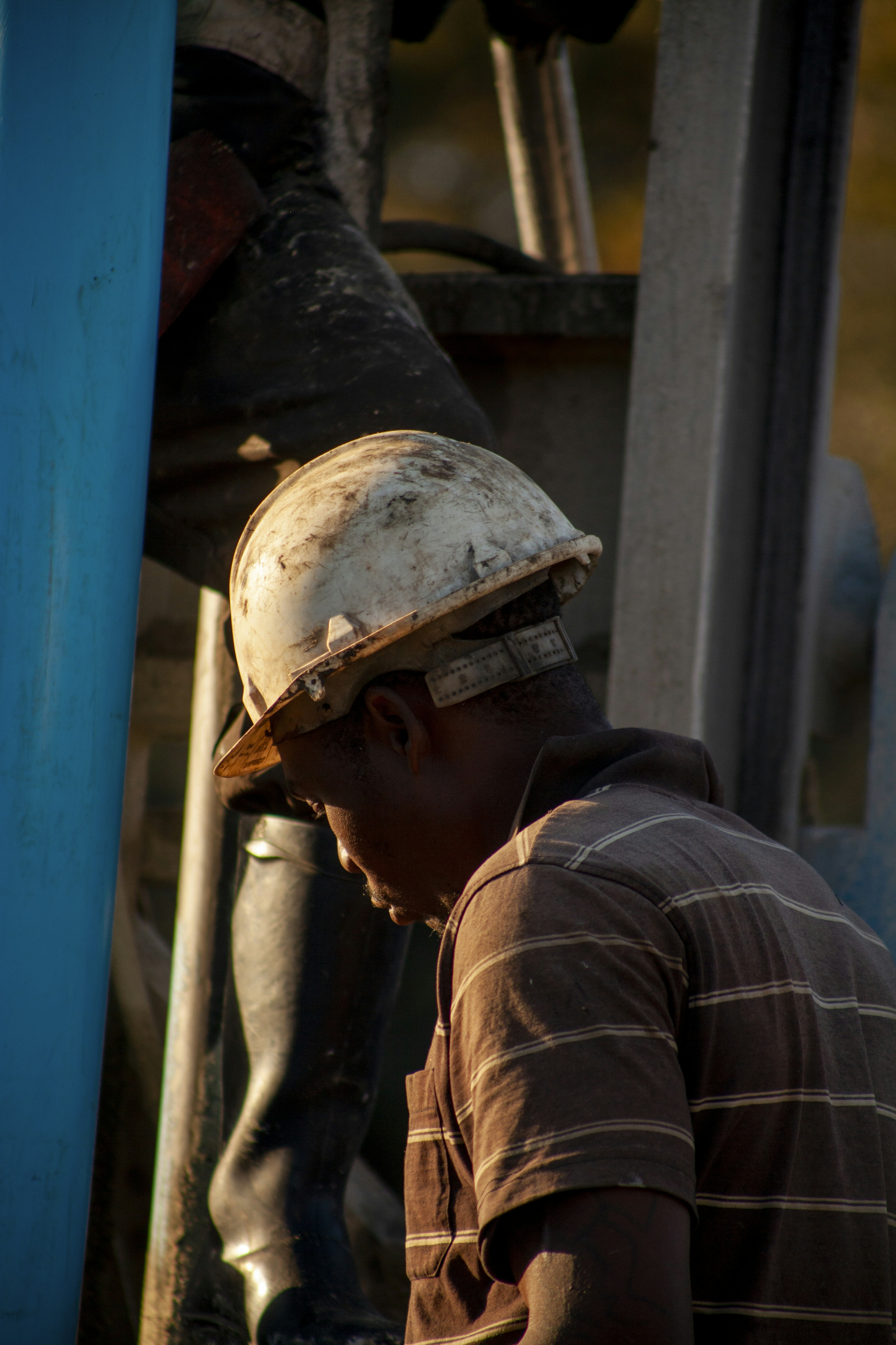 A worker wears a helmet and works. photo – Free Man Image on Unsplash