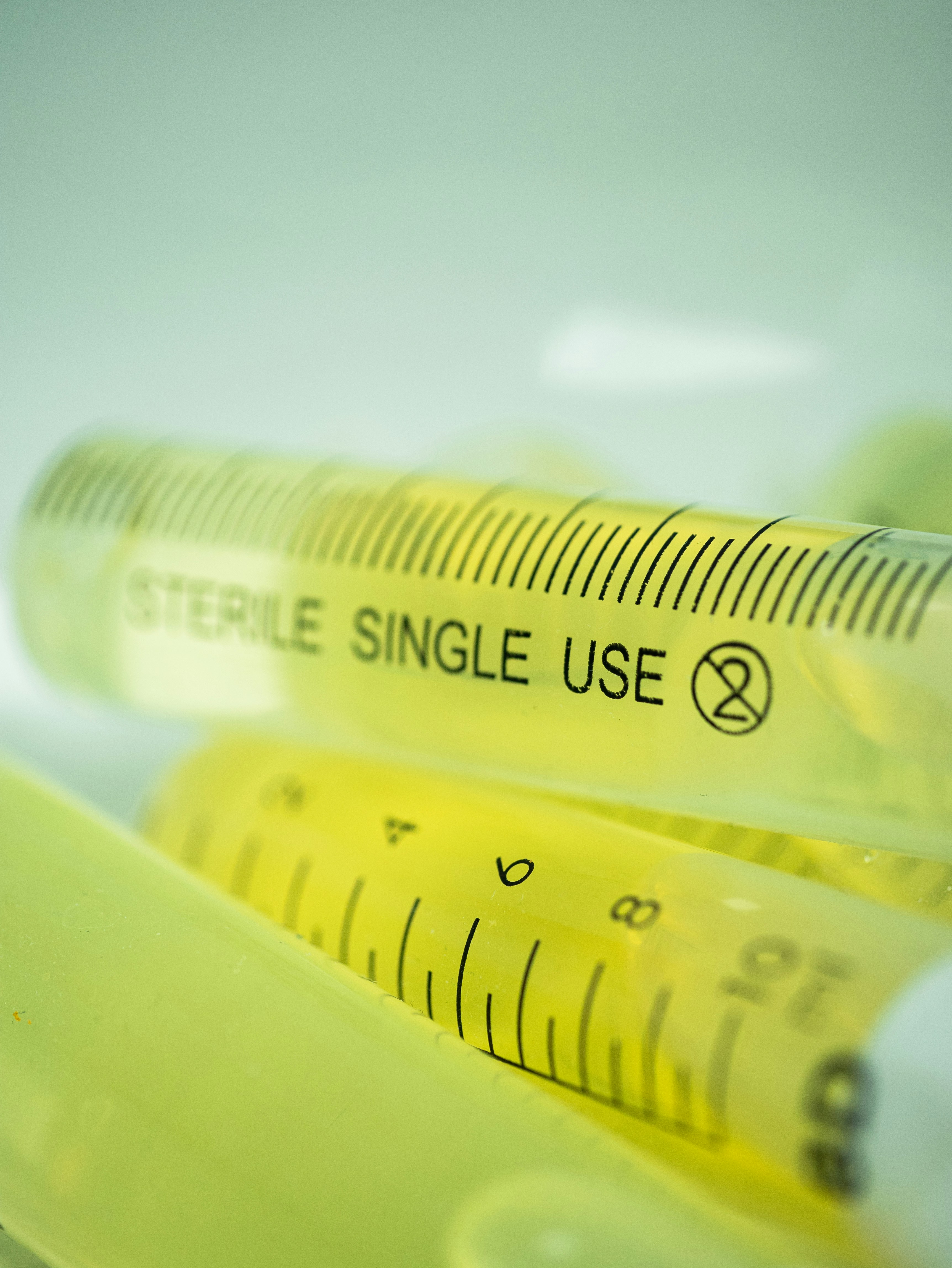 Syringes filled with yellow liquid are shown. photo – Free Doctor Image ...
