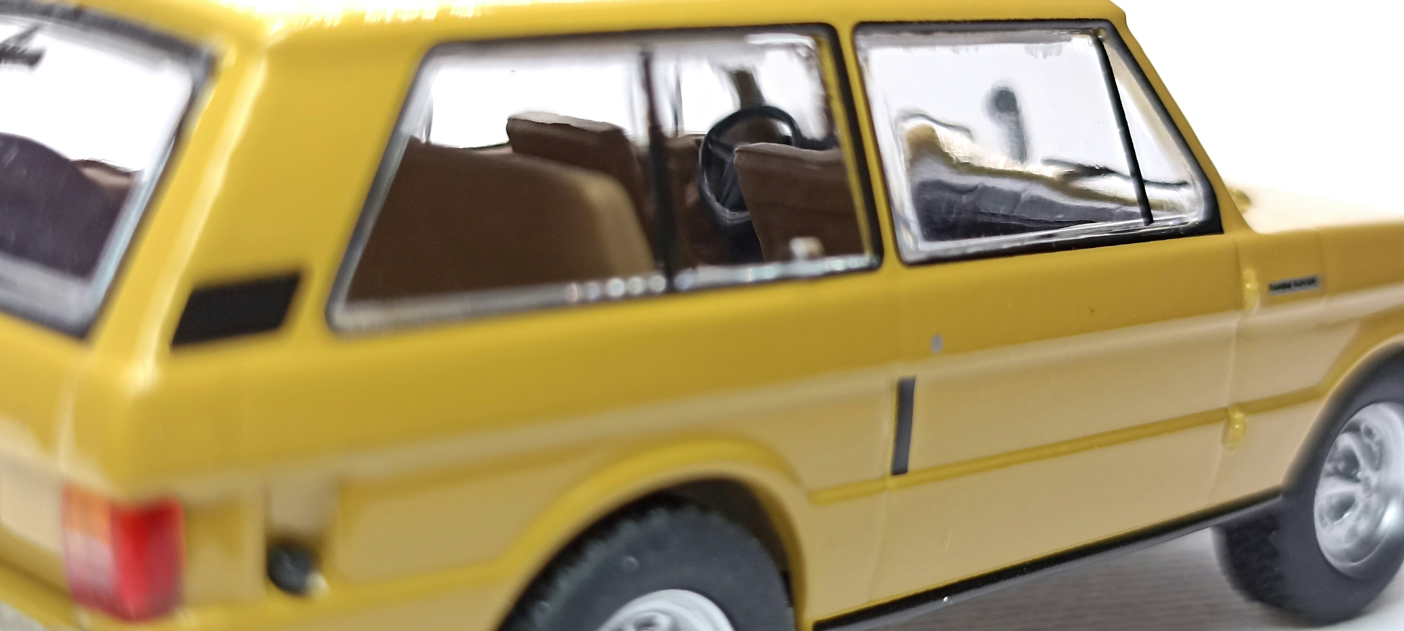 Mini GT 495 Range Rover 1971 Bahama Gold | A yellow car's interior and exterior.
