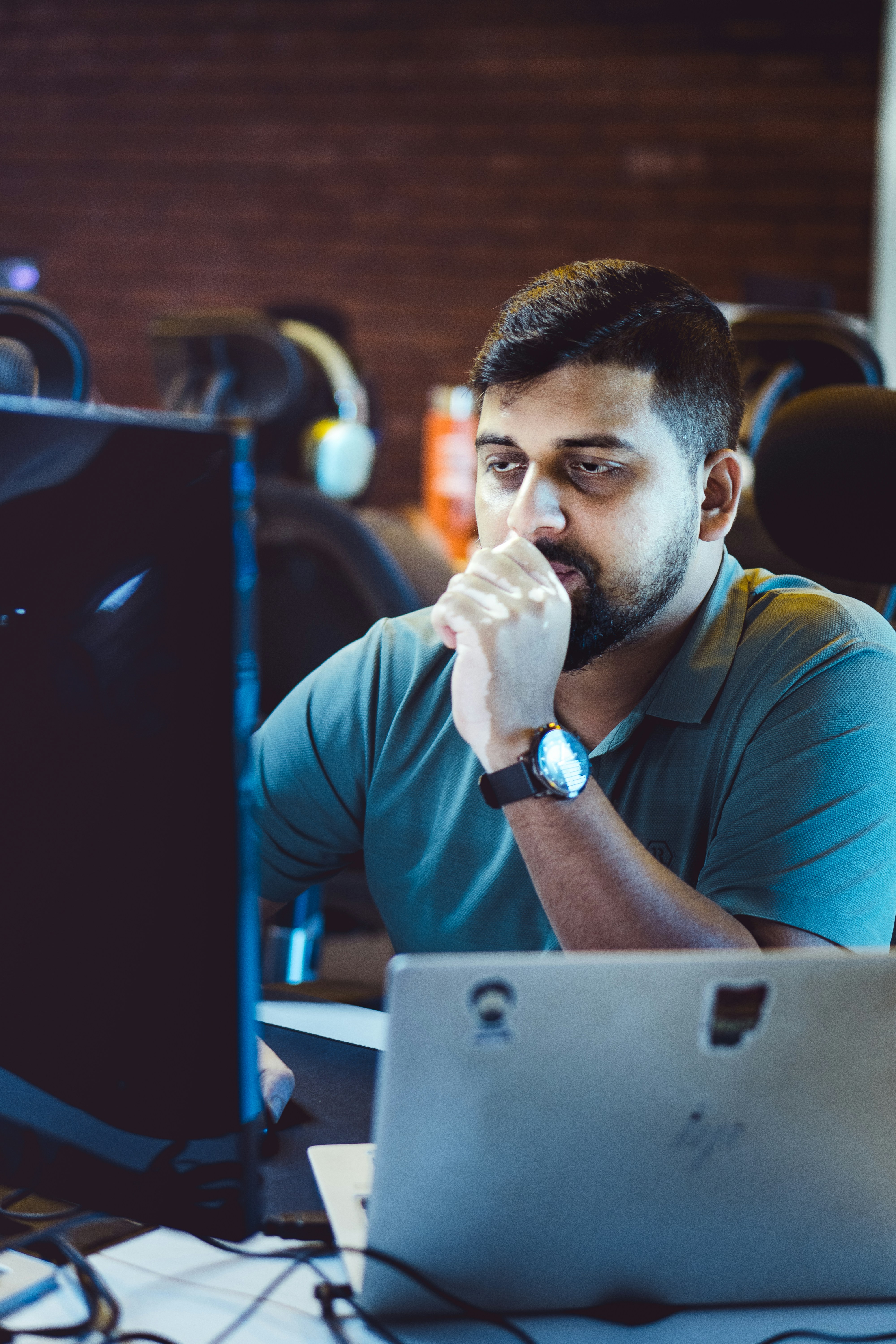 A man intently works at his computer. photo – Free Office Image on Unsplash