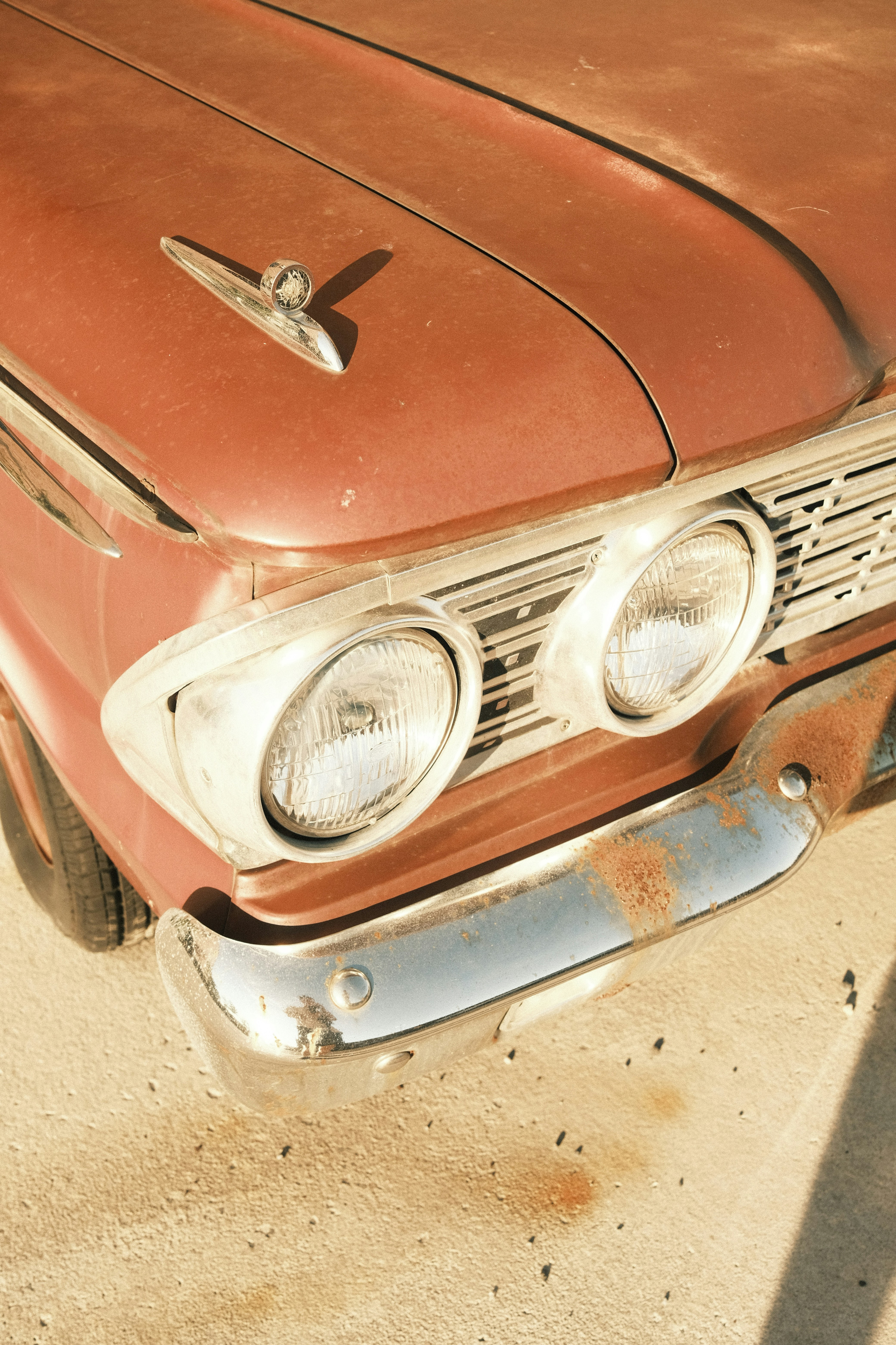 Vintage car's front details are heavily weathered. photo – Free Street ...
