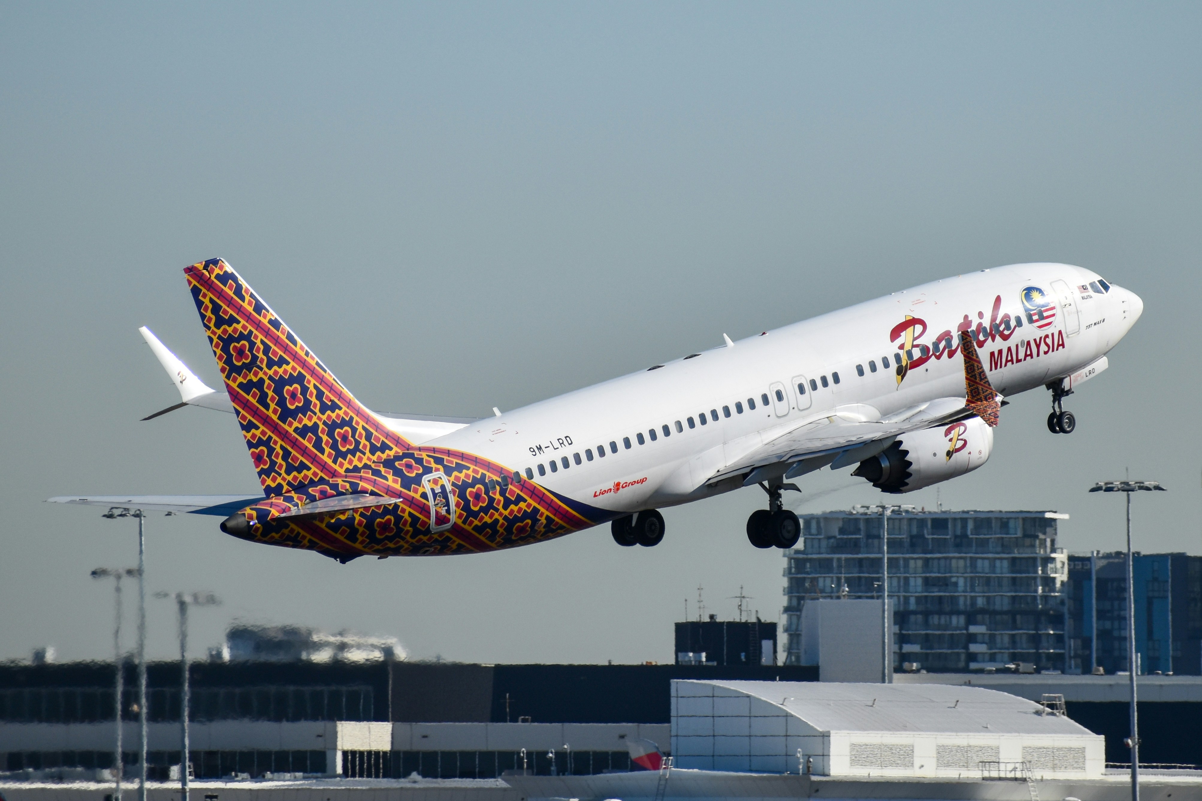 Batik Air 737 MAX 8 departing Sydney | A batik air plane taking off into the sky.