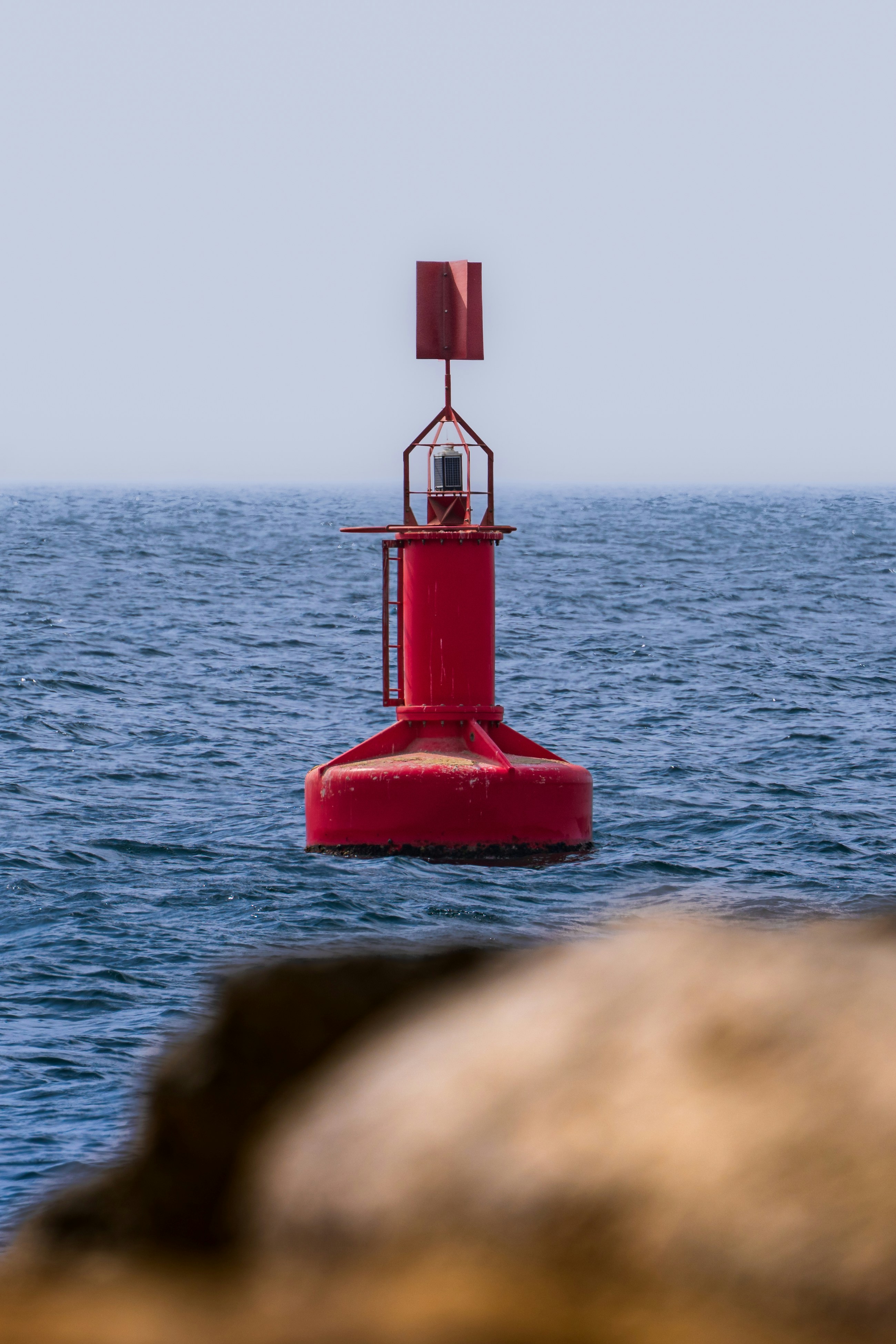 A red navigation buoy floats in the sea. photo – Free Sea Image on Unsplash