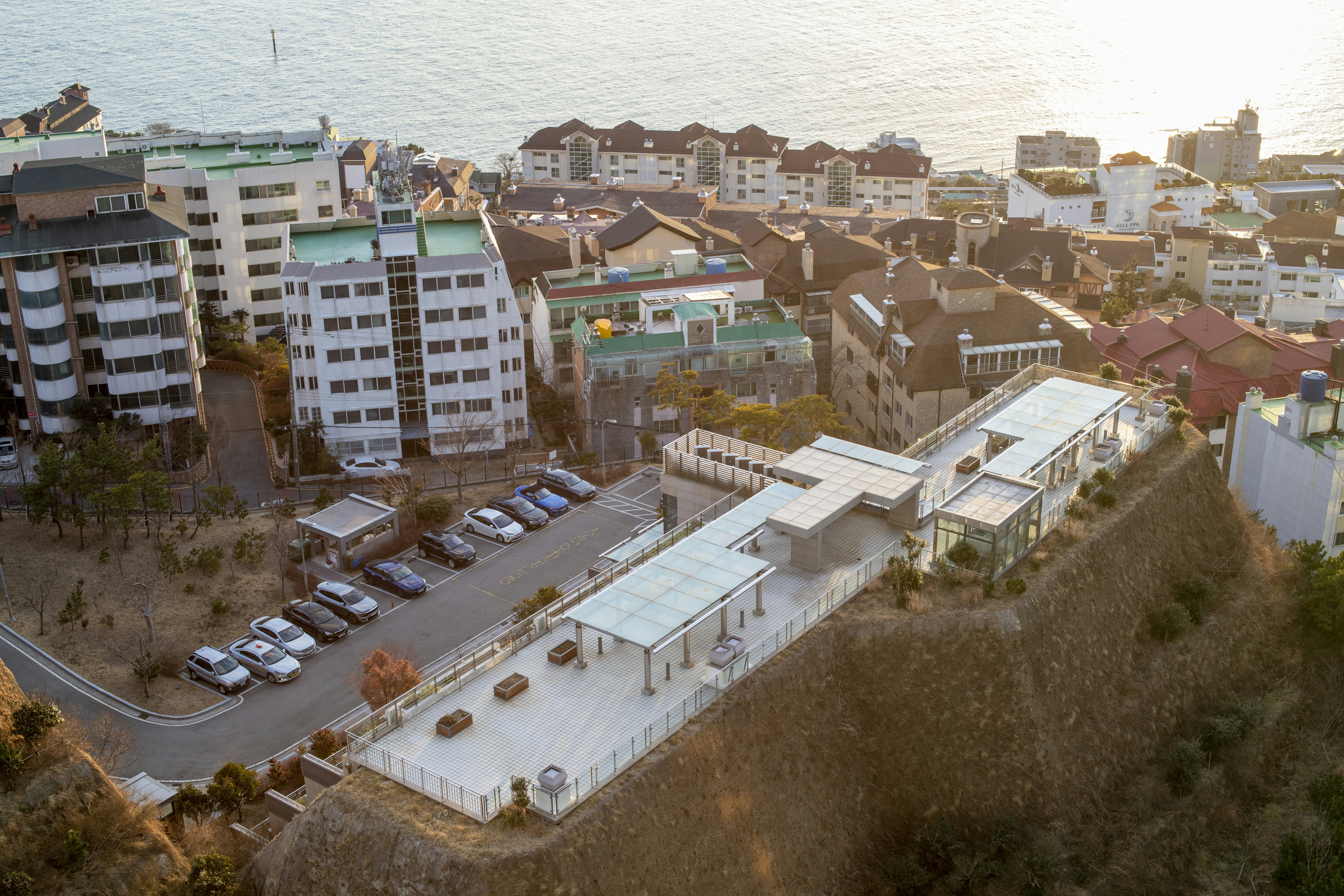 Hillside Haven: A Modern Retreat Overlooking the Bay