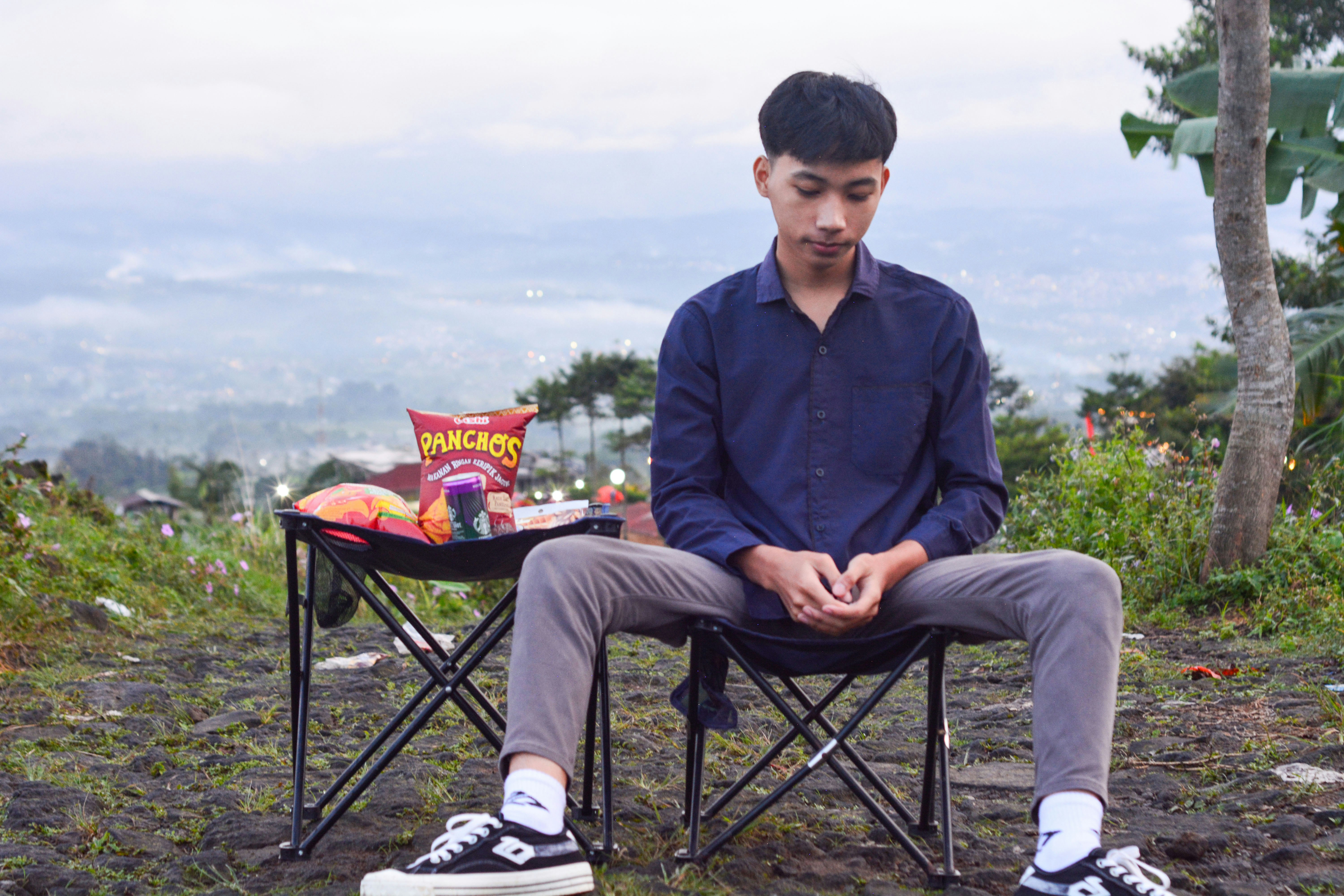 Panorama Pause: A Quiet Moment Above the Valley