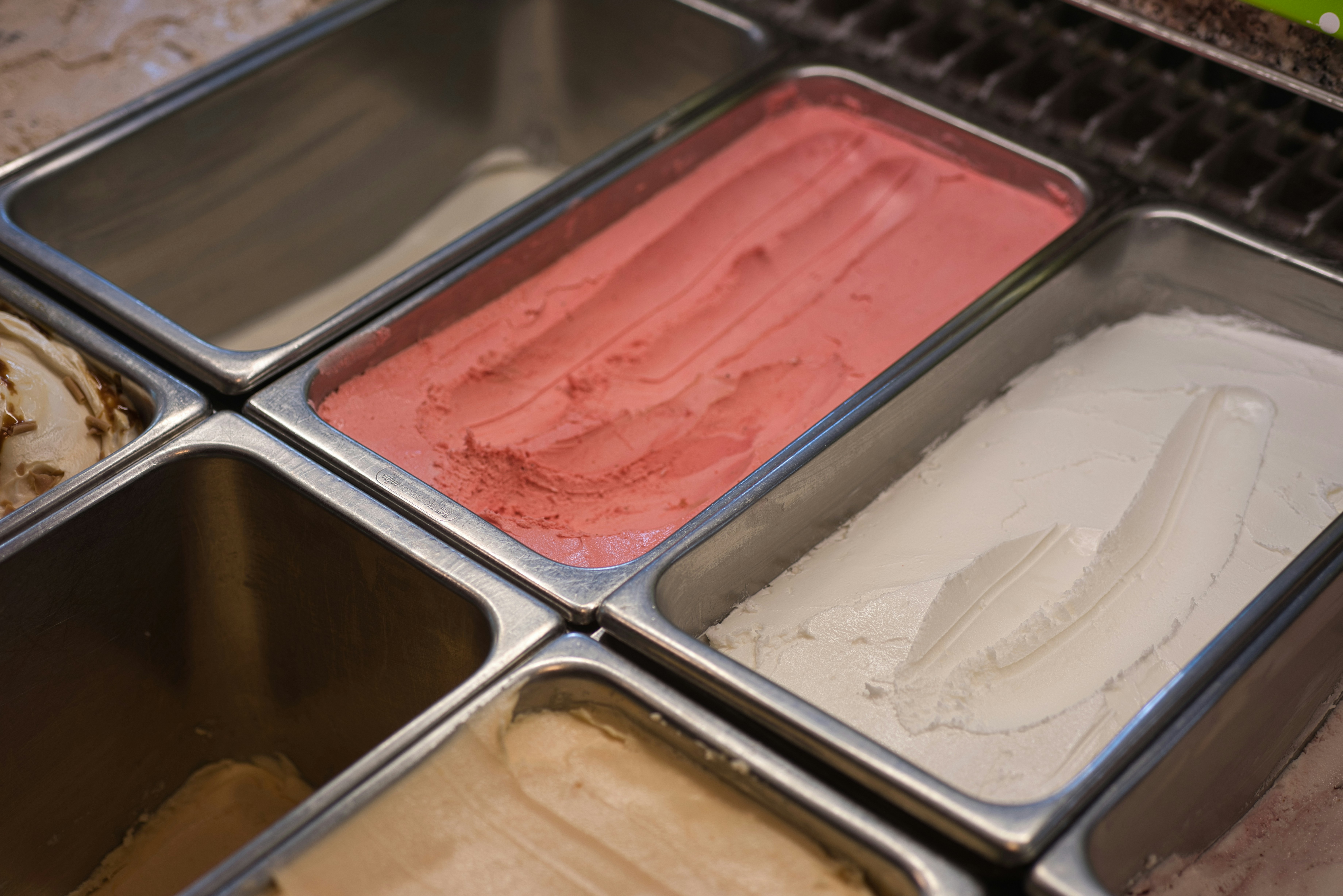 Several flavors of ice cream are on display. photo – Free Ice cream ...