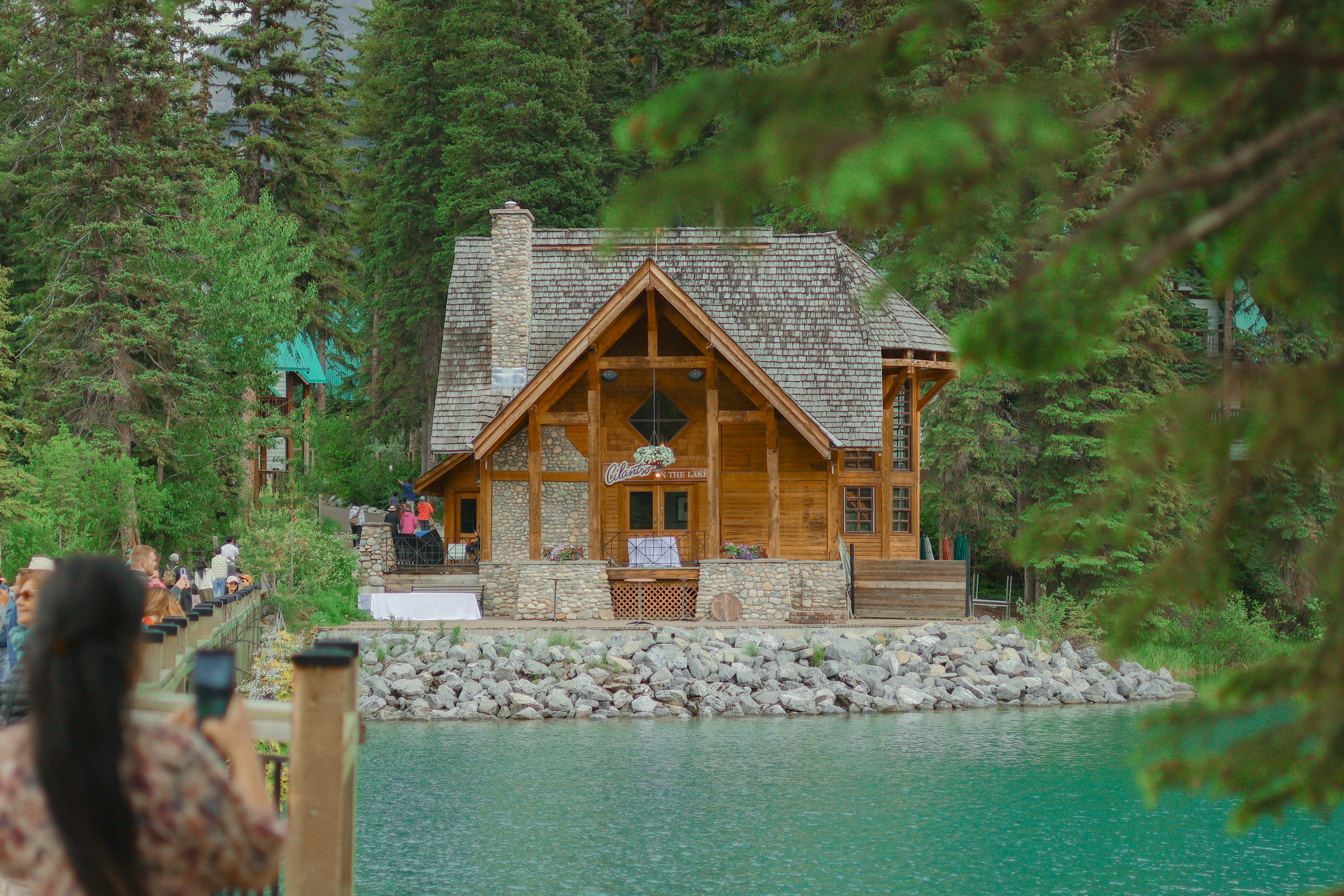 Lakeside Lodge in a Pine-Scented Clearing