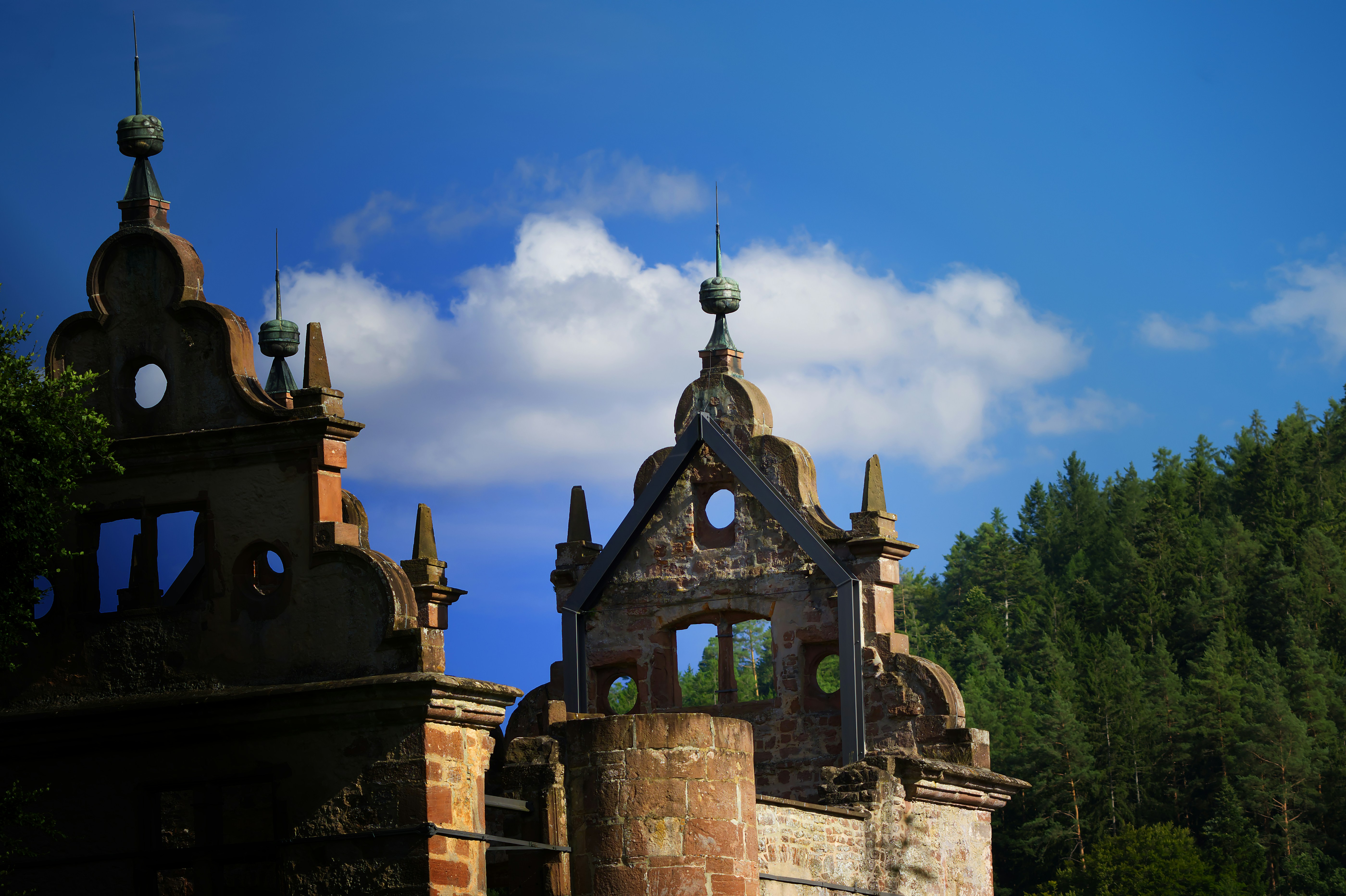Ruine des Jagdschlosses des Kloster Hirsau. | Dilapidated building against a blue sky.