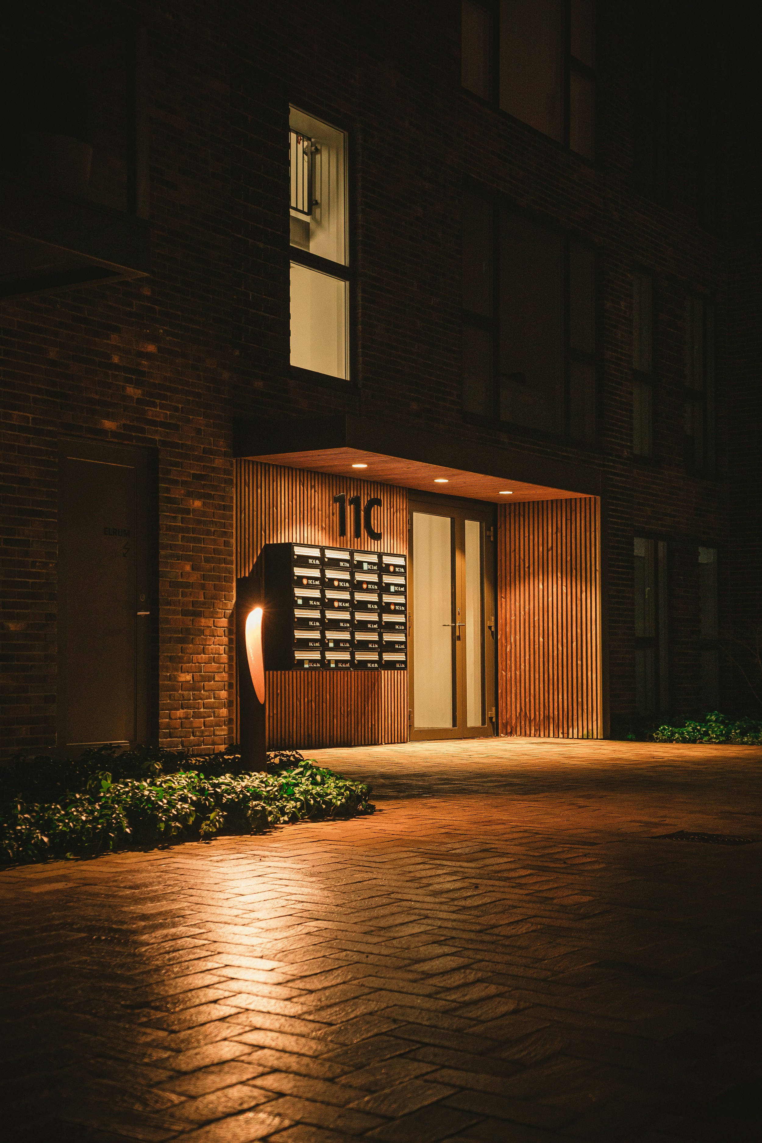 Illuminated Entryway: A Modern Welcome