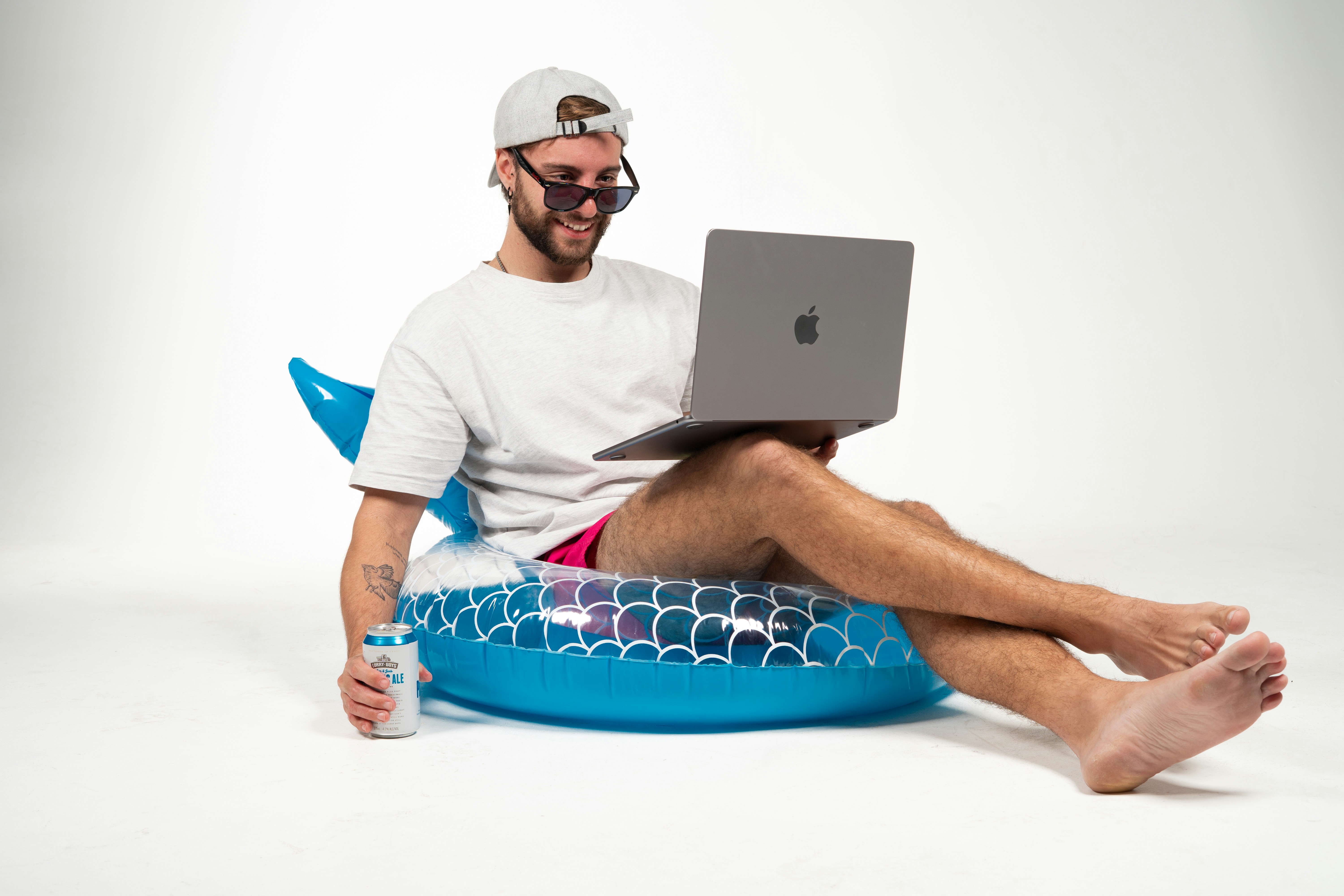 Man works on laptop while relaxing in pool float. photo – Free Work ...