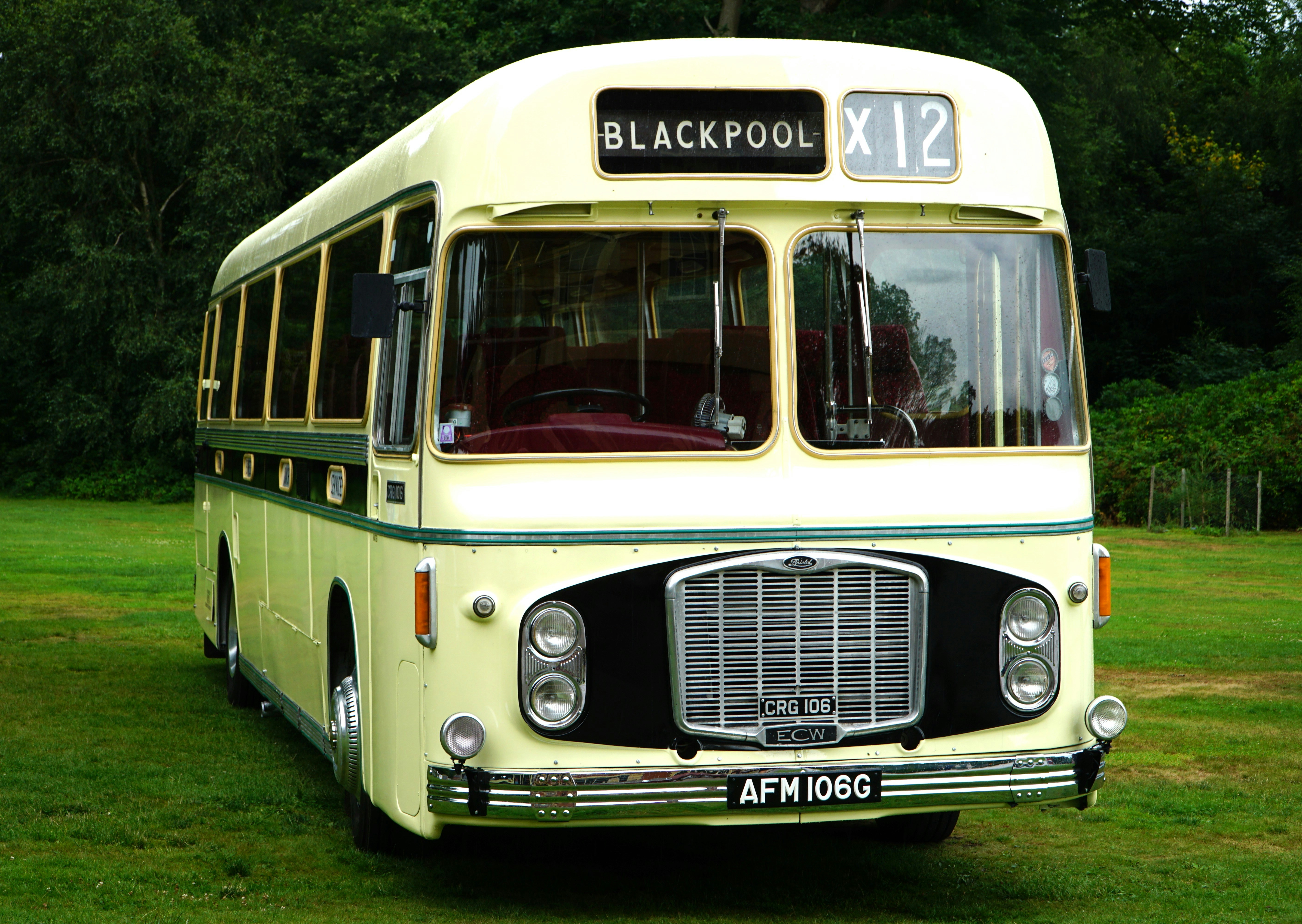 A vintage bus is ready for blackpool. photo – Free Bus Image on Unsplash