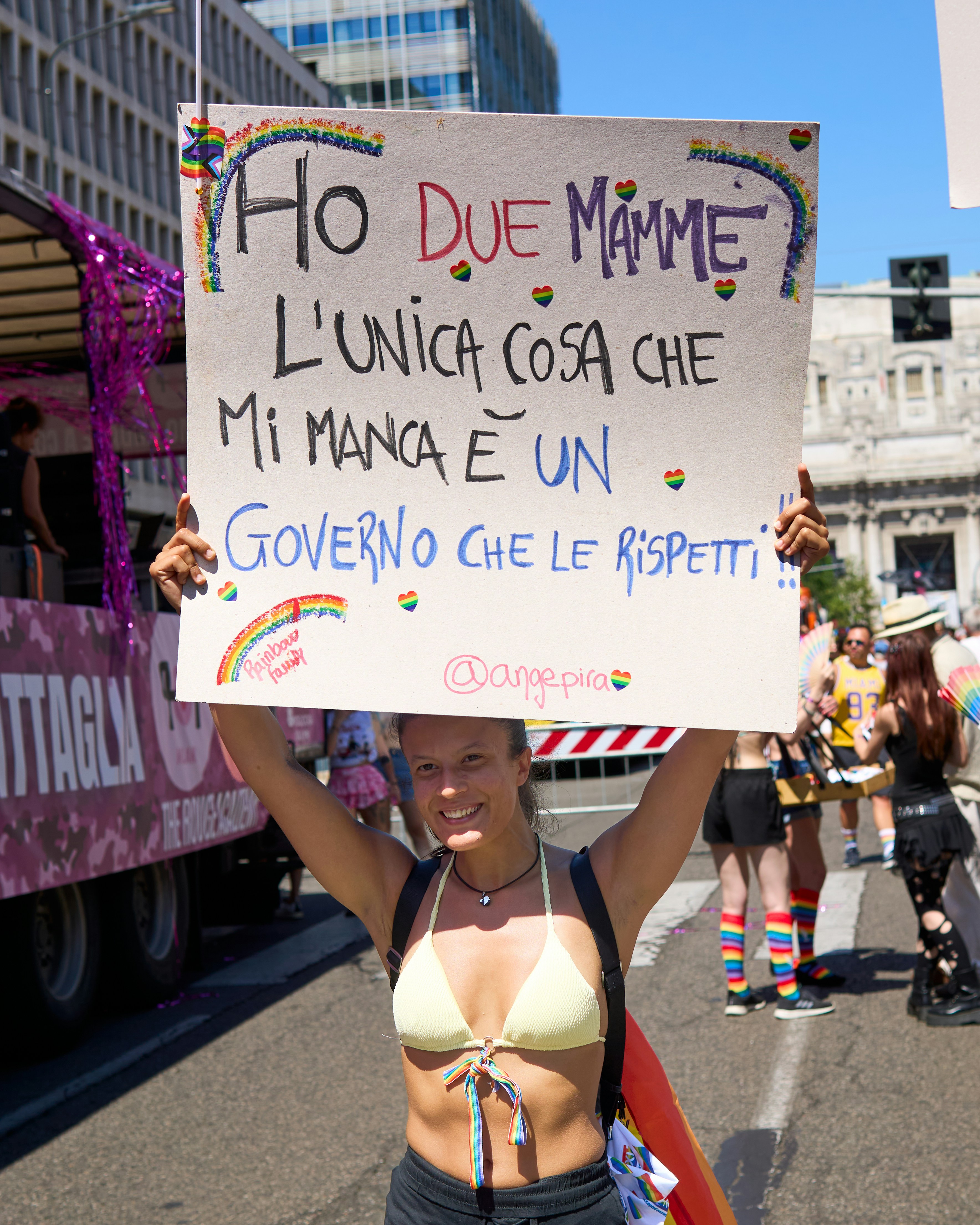 Milano pride 2025 | Person holds sign: "i have two moms."