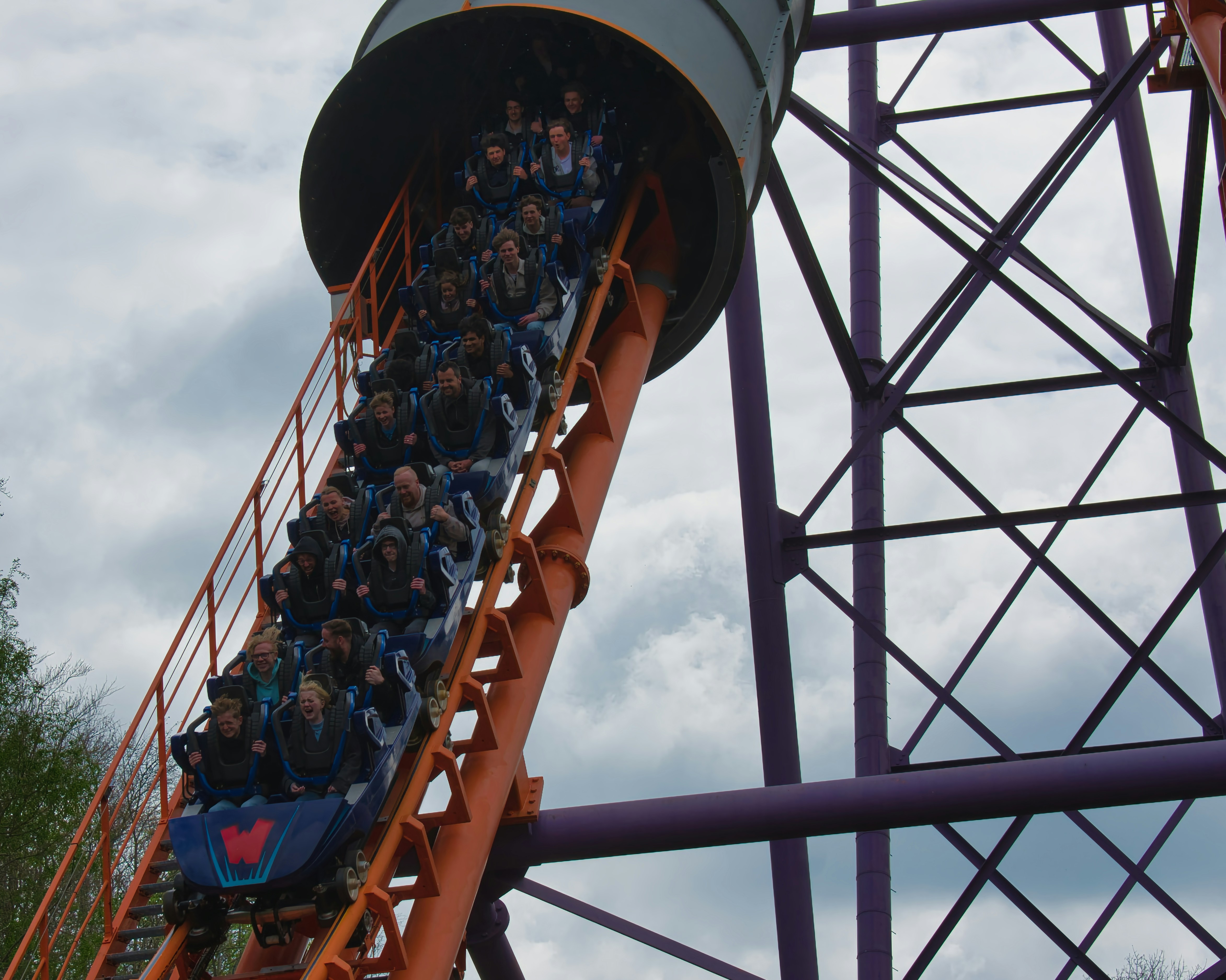 A roller coaster ascends a steep ascent. photo – Free Speed Image on ...