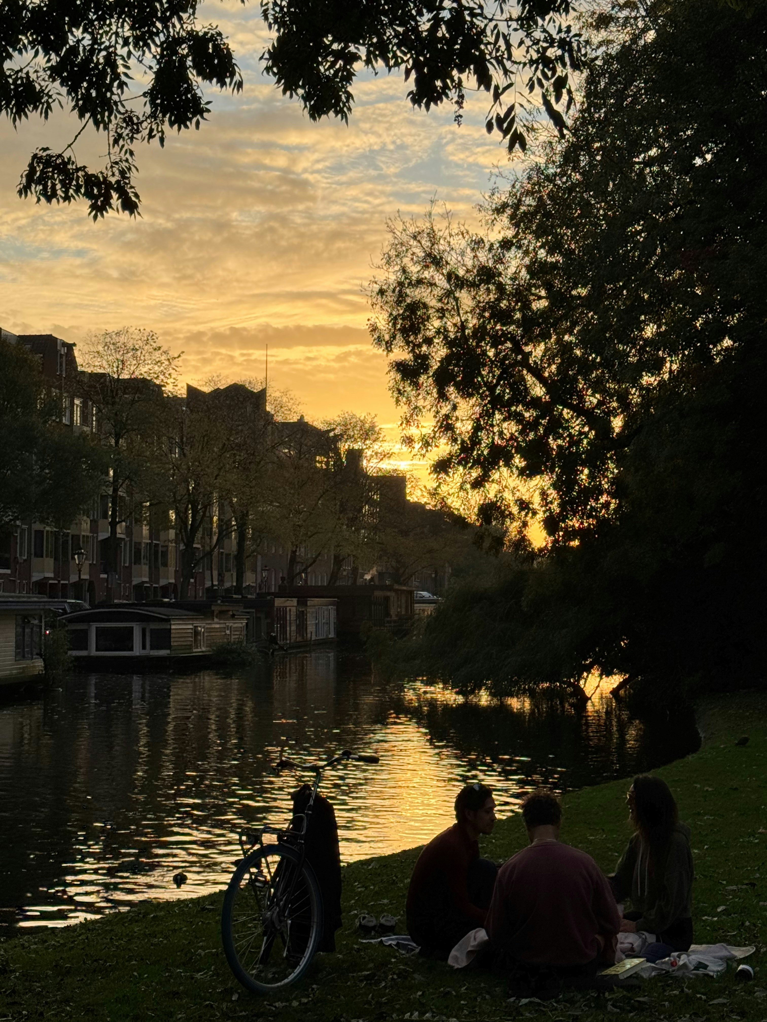 https://www.instagram.com/paria_world7 | People enjoy a sunset by the canal.