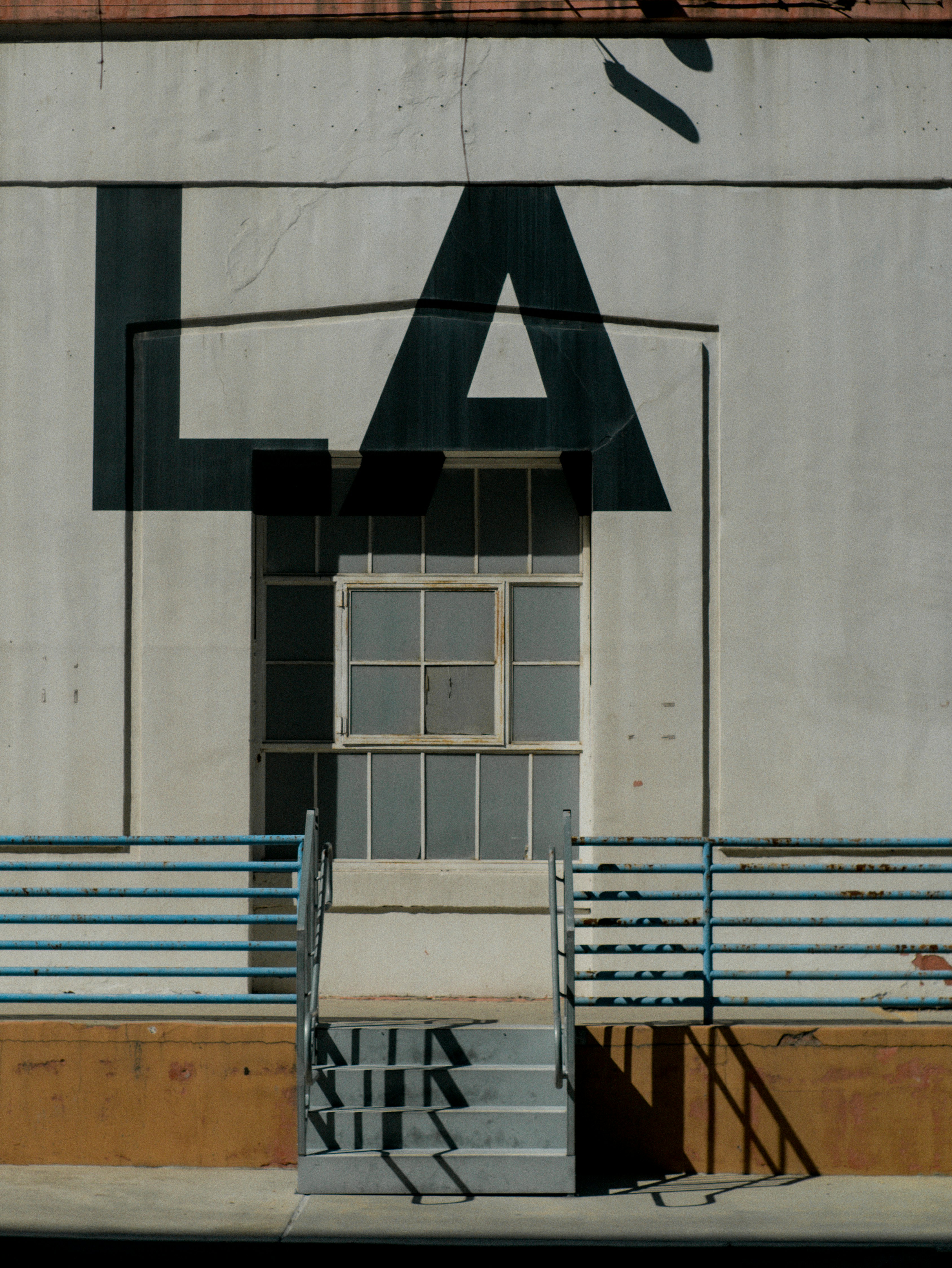 Urban Echoes: The Bold 'LA' Statement