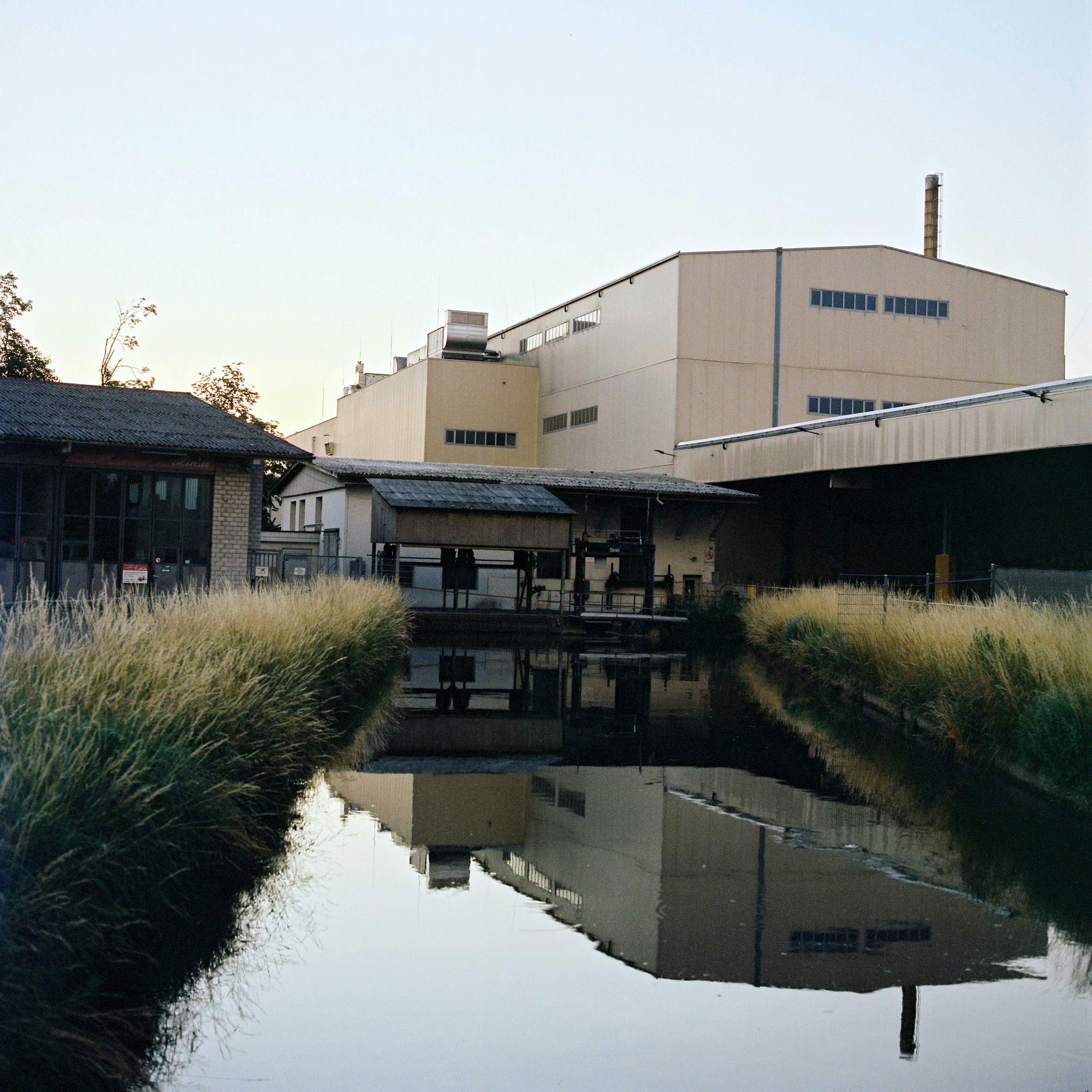 captured by Hasselblad 500 c/m | The factory building is reflected in the water.
