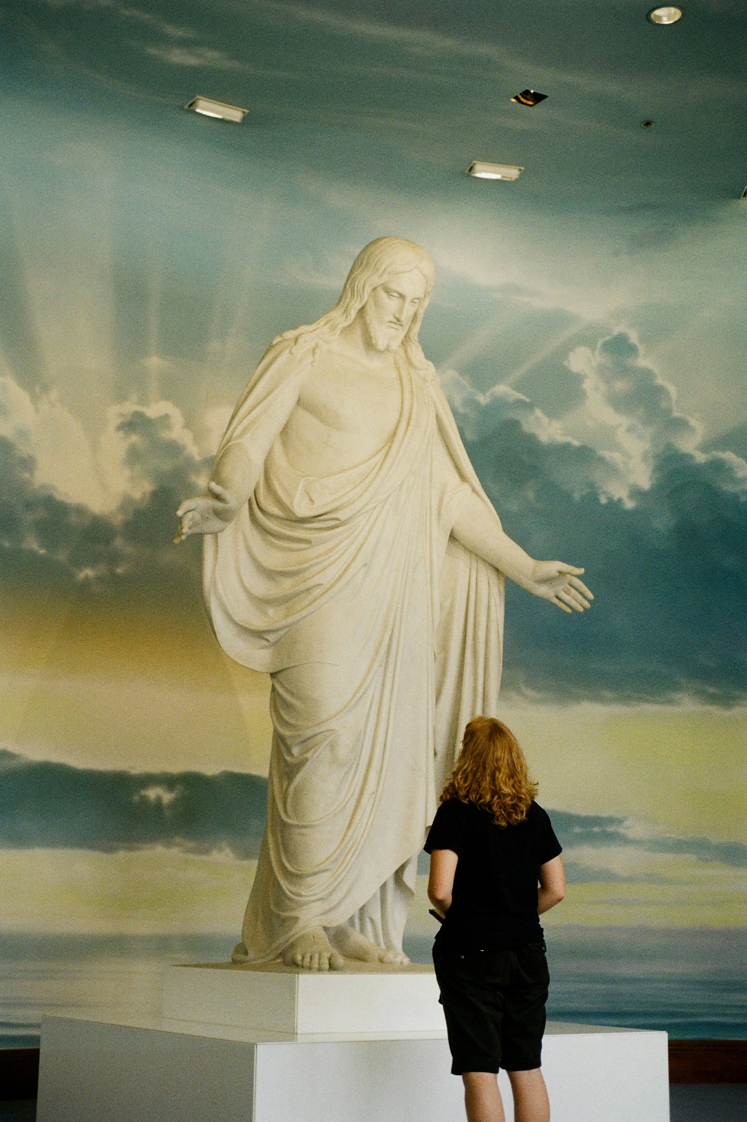 Une statue de Jésus est vue par une personne. photo – Image gratuite de ...