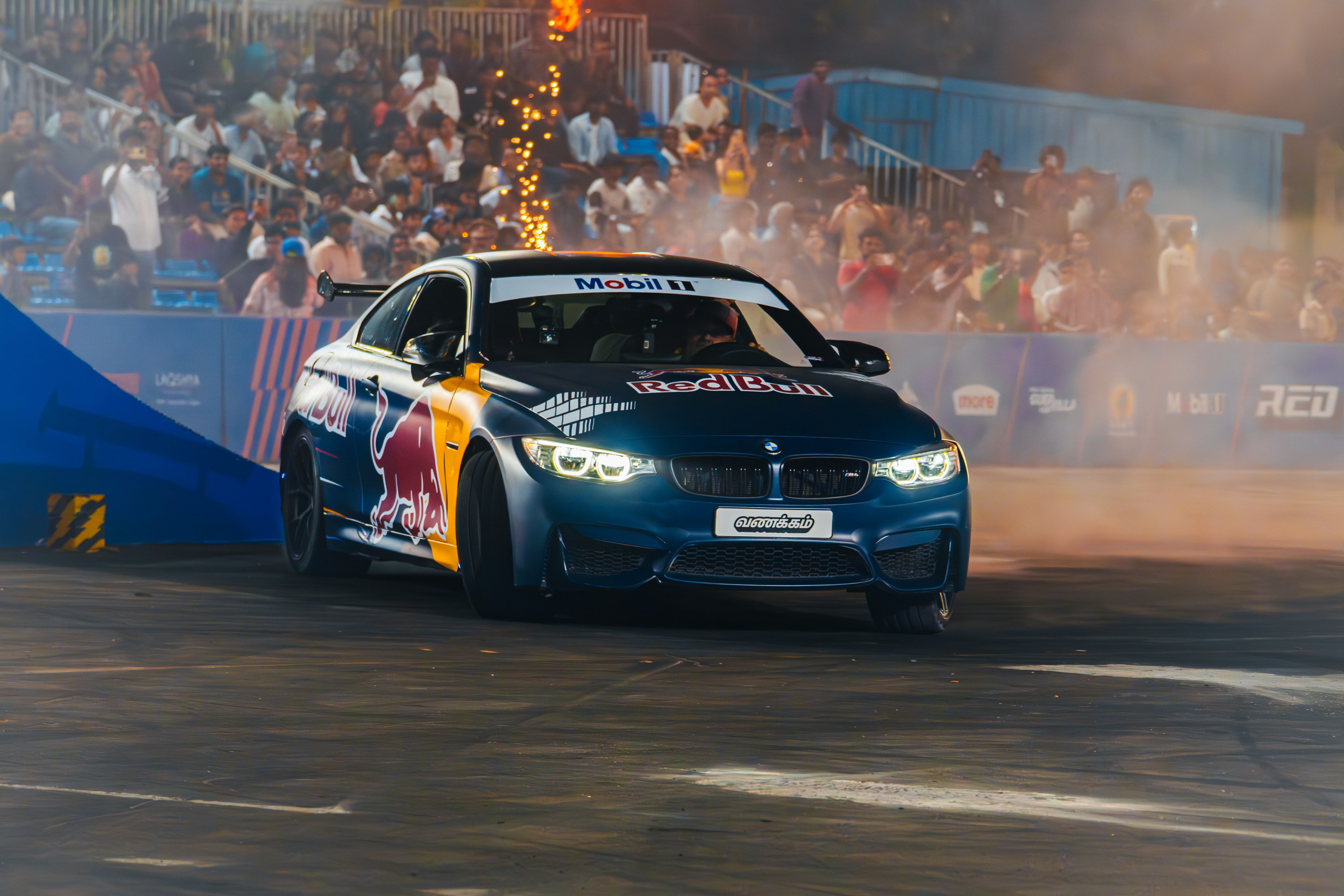 A car is drifting during a performance. photo – Free Car Image on Unsplash