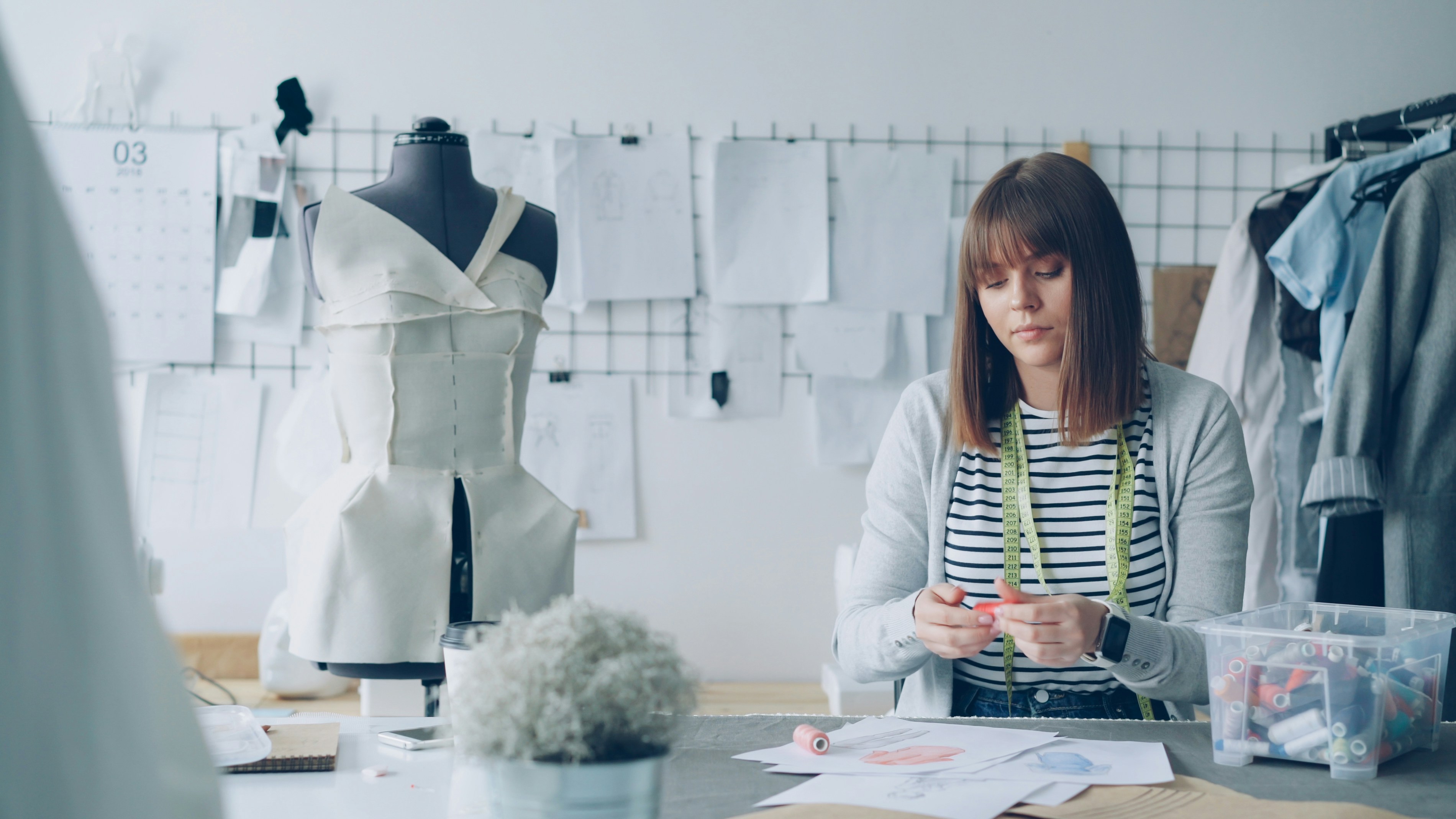 A fashion designer works in her studio. photo – Free Woman Image on ...
