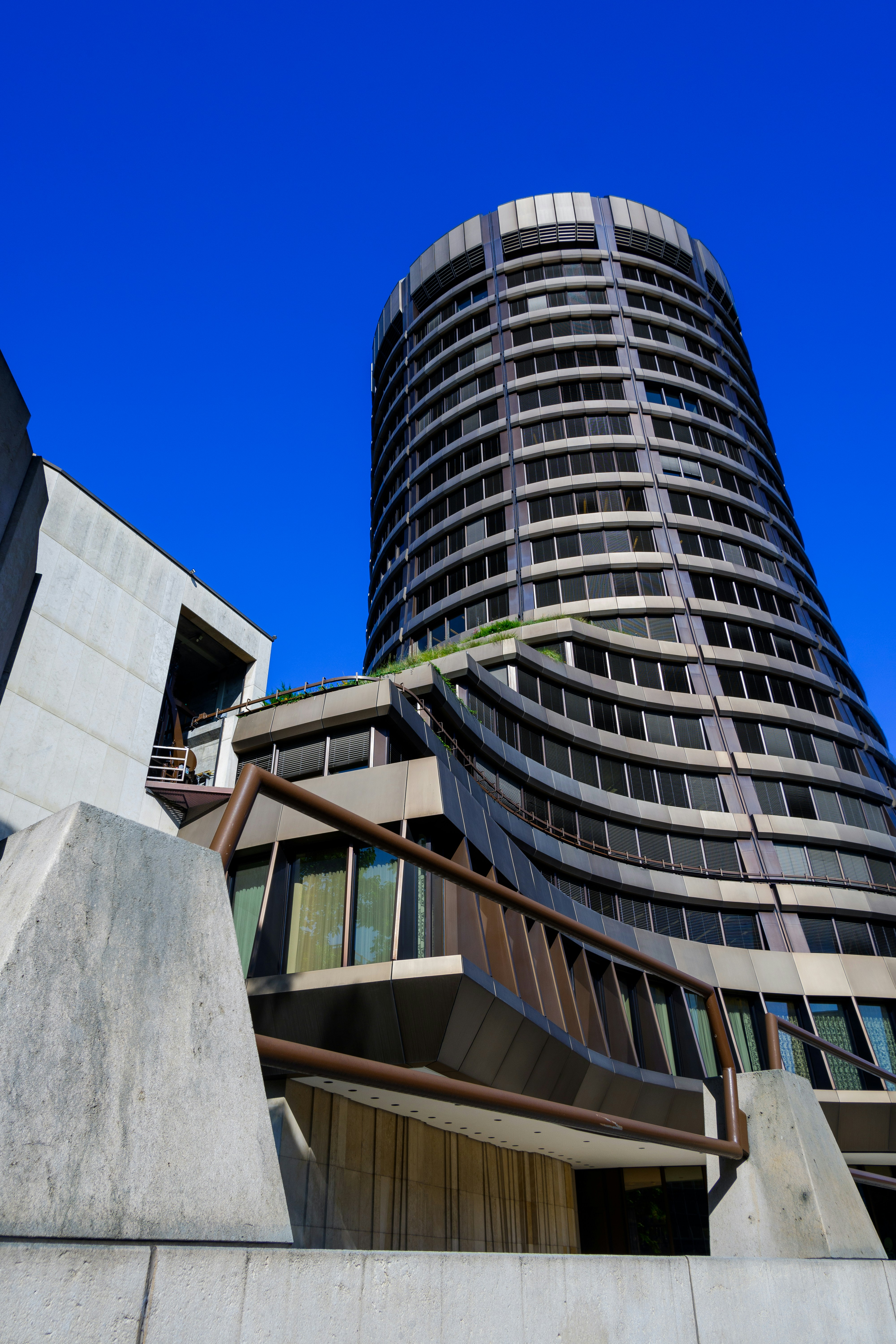 Modern architecture of a tall, cylindrical building. photo – Free City ...
