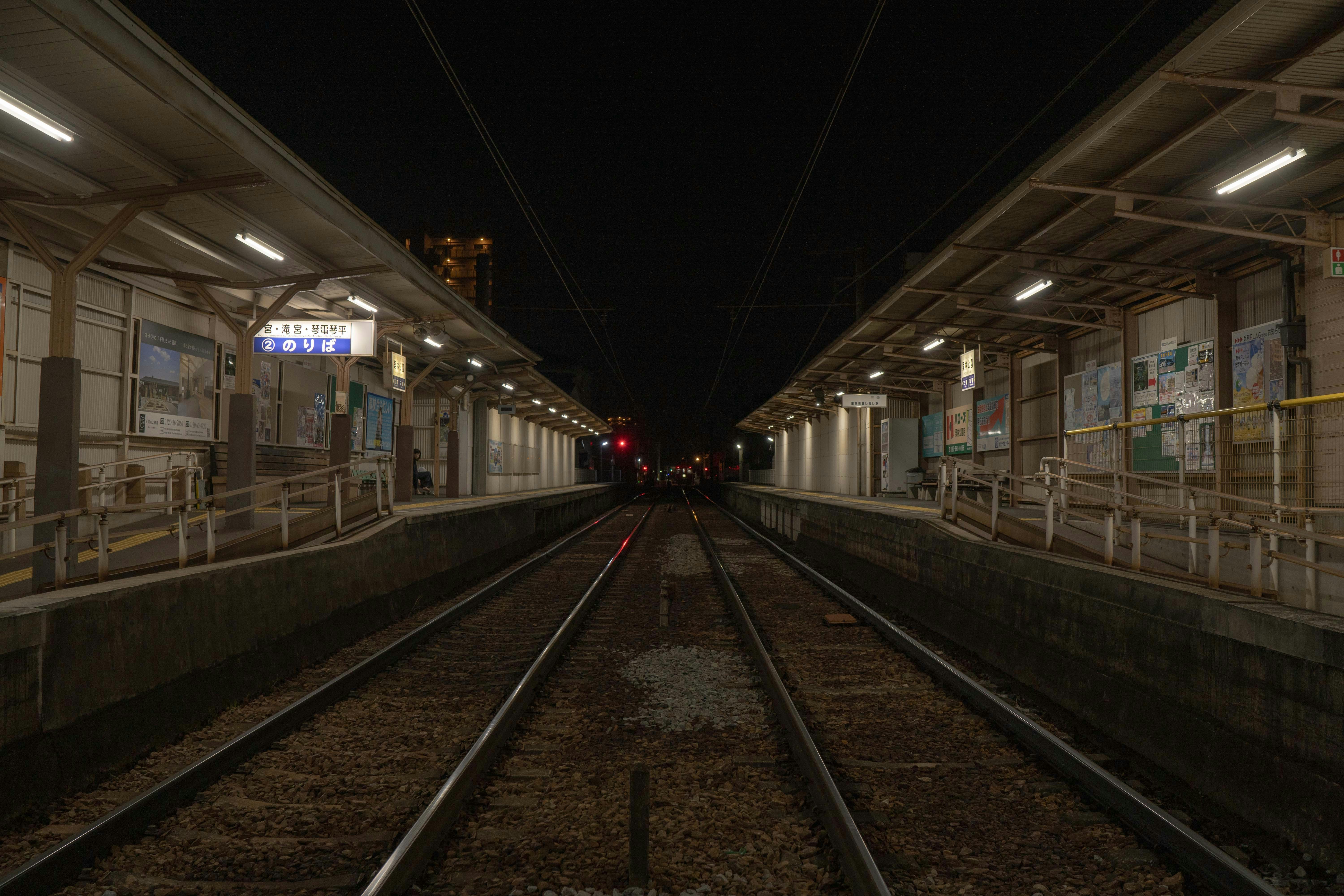 Empty train tracks at a dark station. photo – Free Subway station Image ...