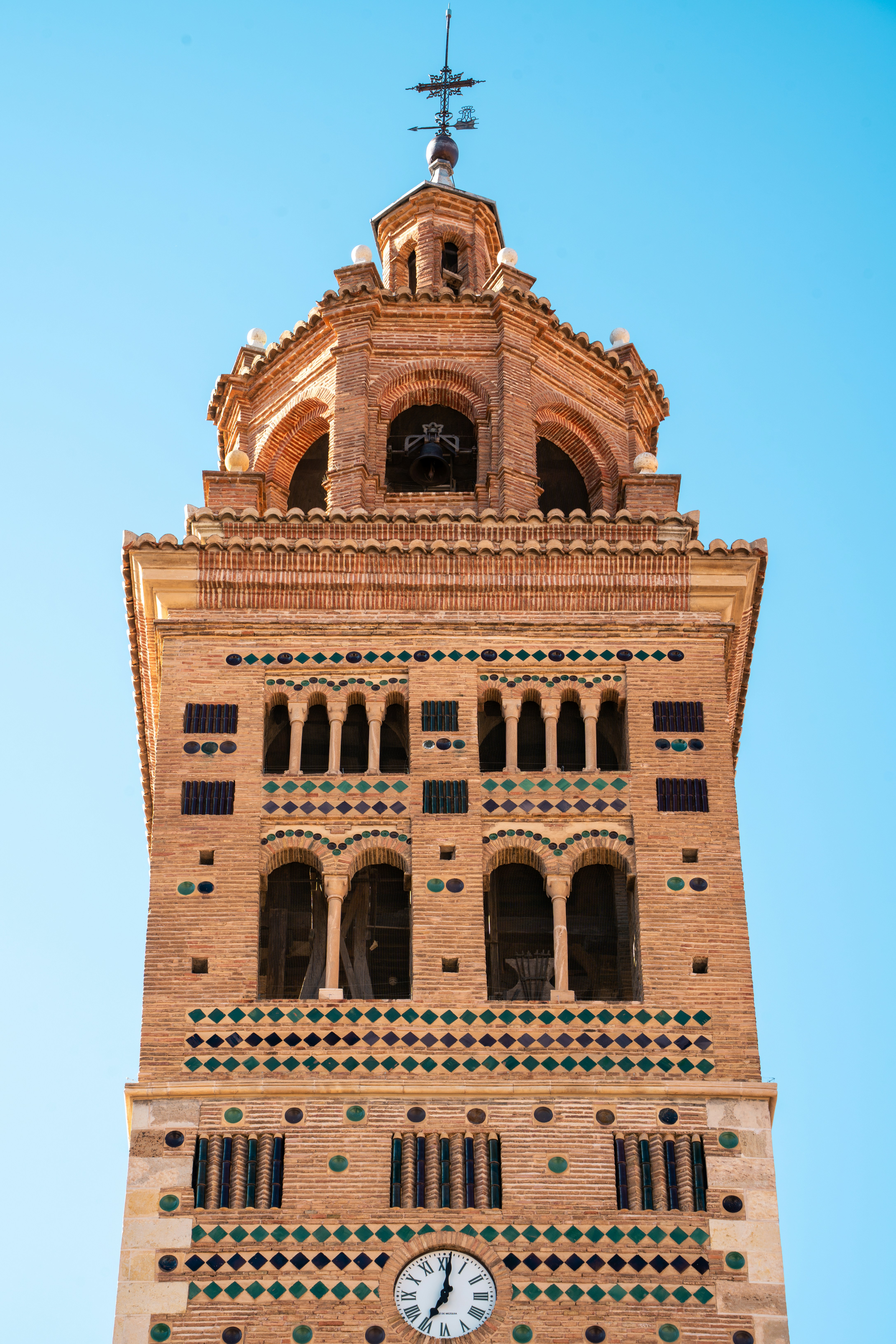 La catedral de Santa María de Mediavilla de Teruel | A tall brick tower reaches toward the blue sky.