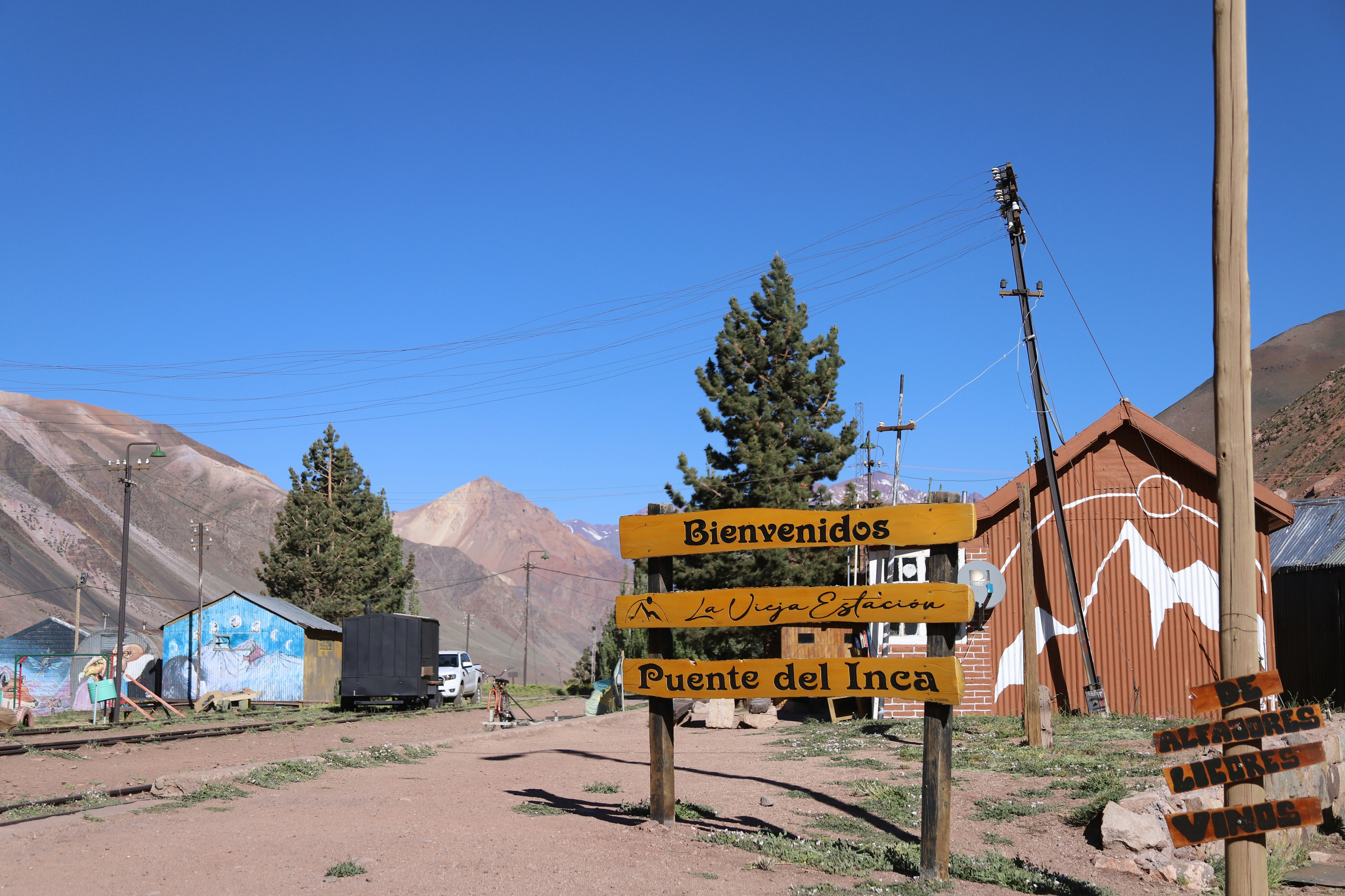A sign welcomes visitors to puente del inca.