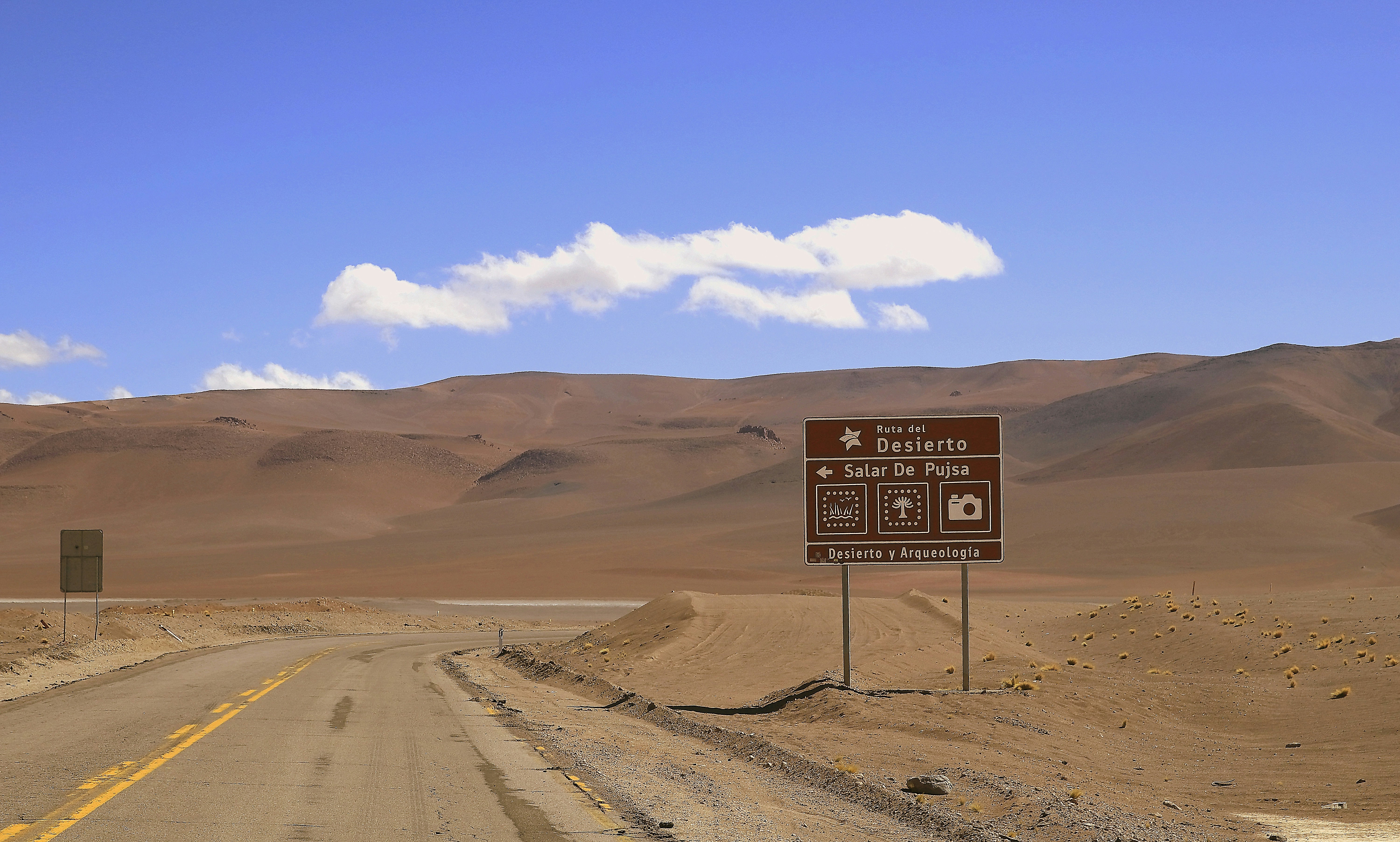 Paso Jama | Road sign in a dry, mountainous landscape.