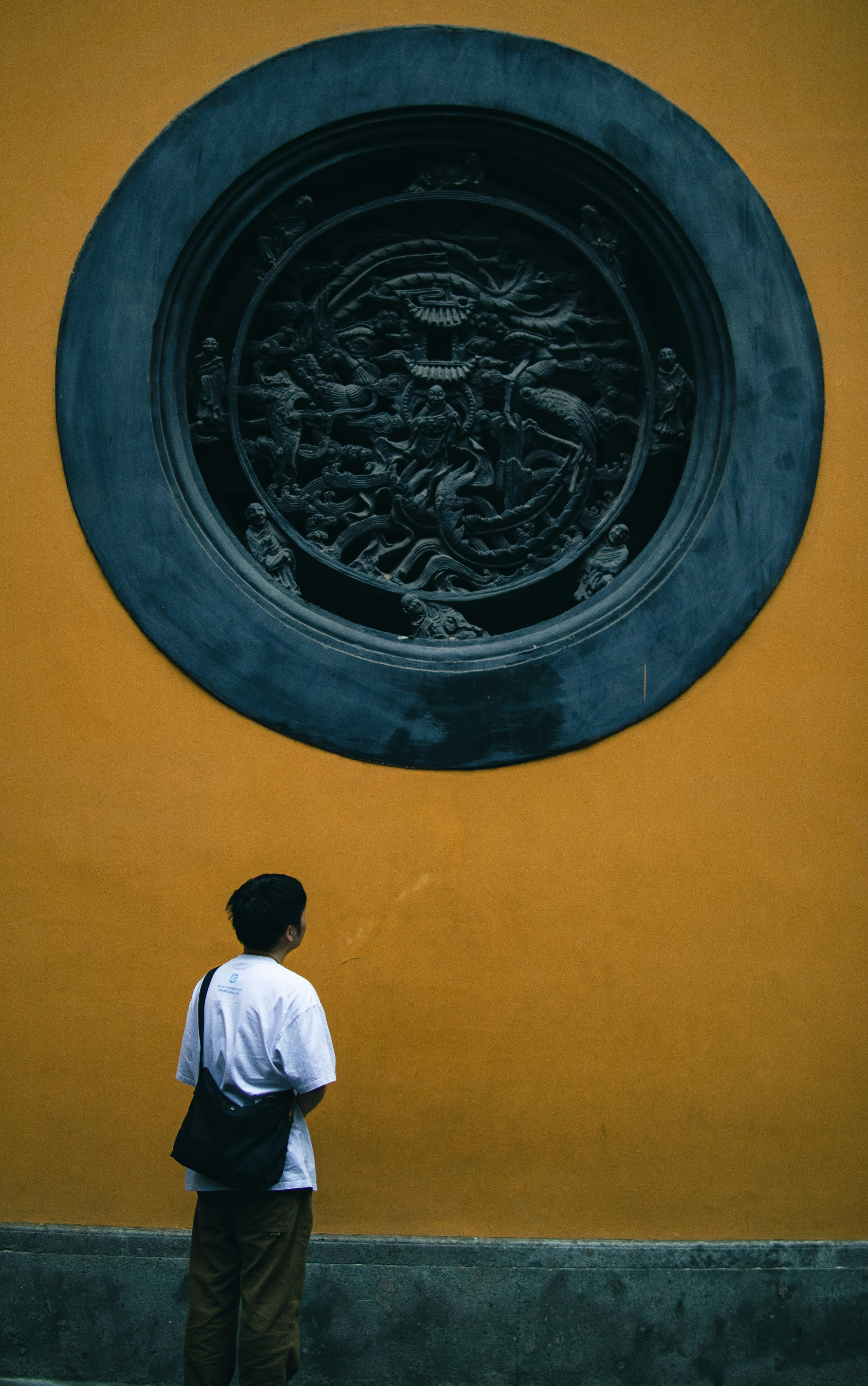 The Silent Observer: A Dance of Shadows and History