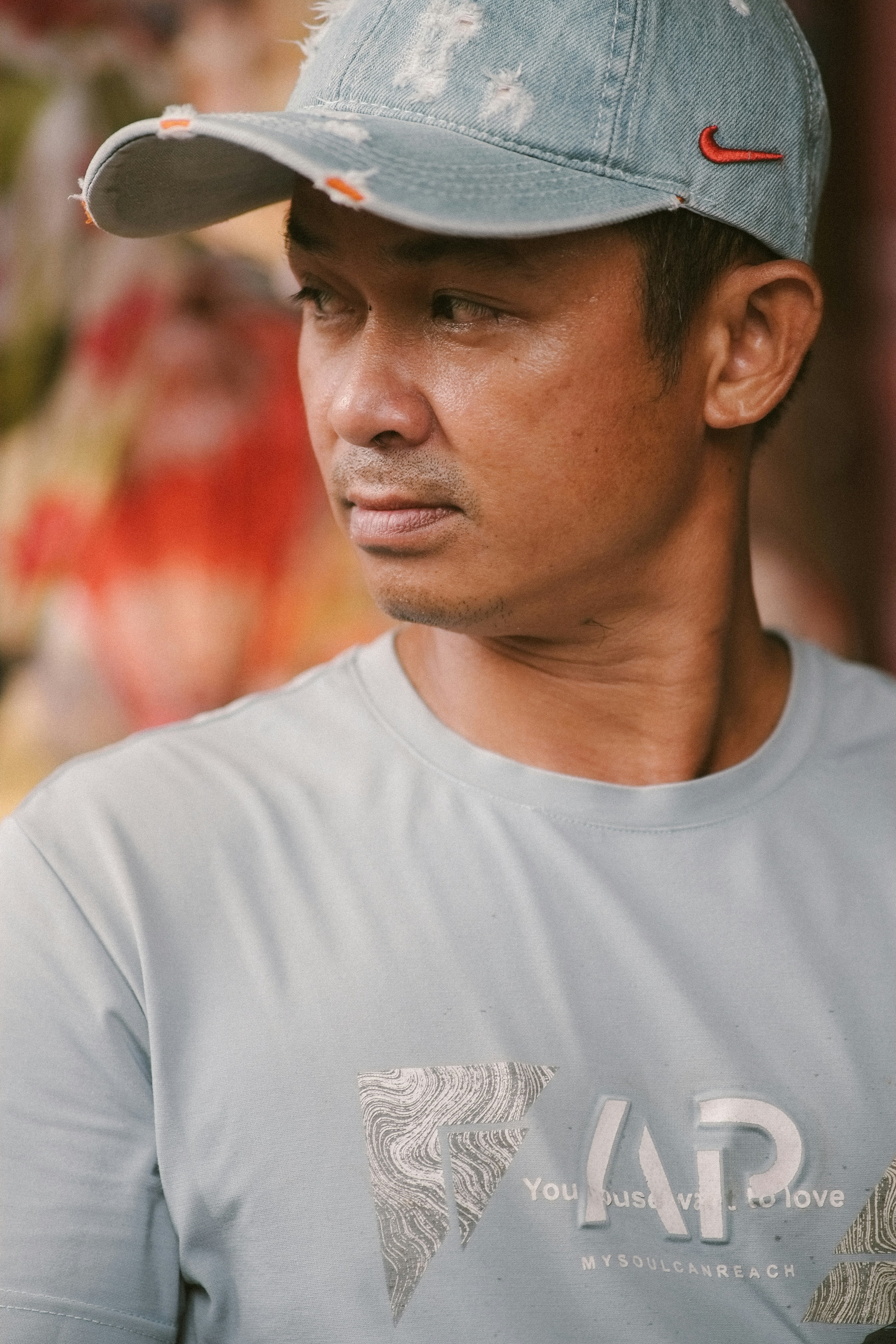 A man in a cap and t-shirt looks sideways. photo – Free Portrait Image ...