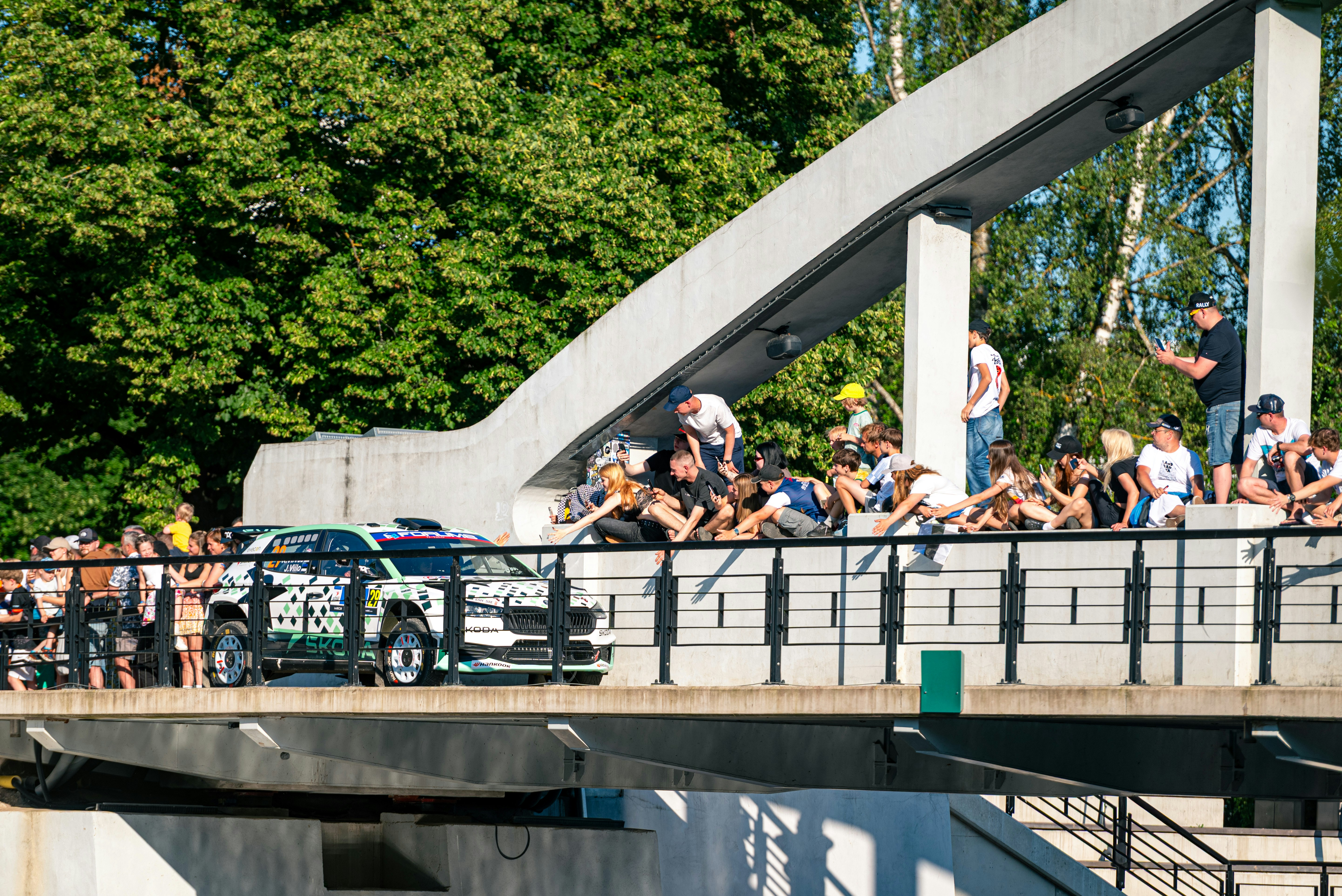 Urban Drift: A Dance of Speed and Spectators