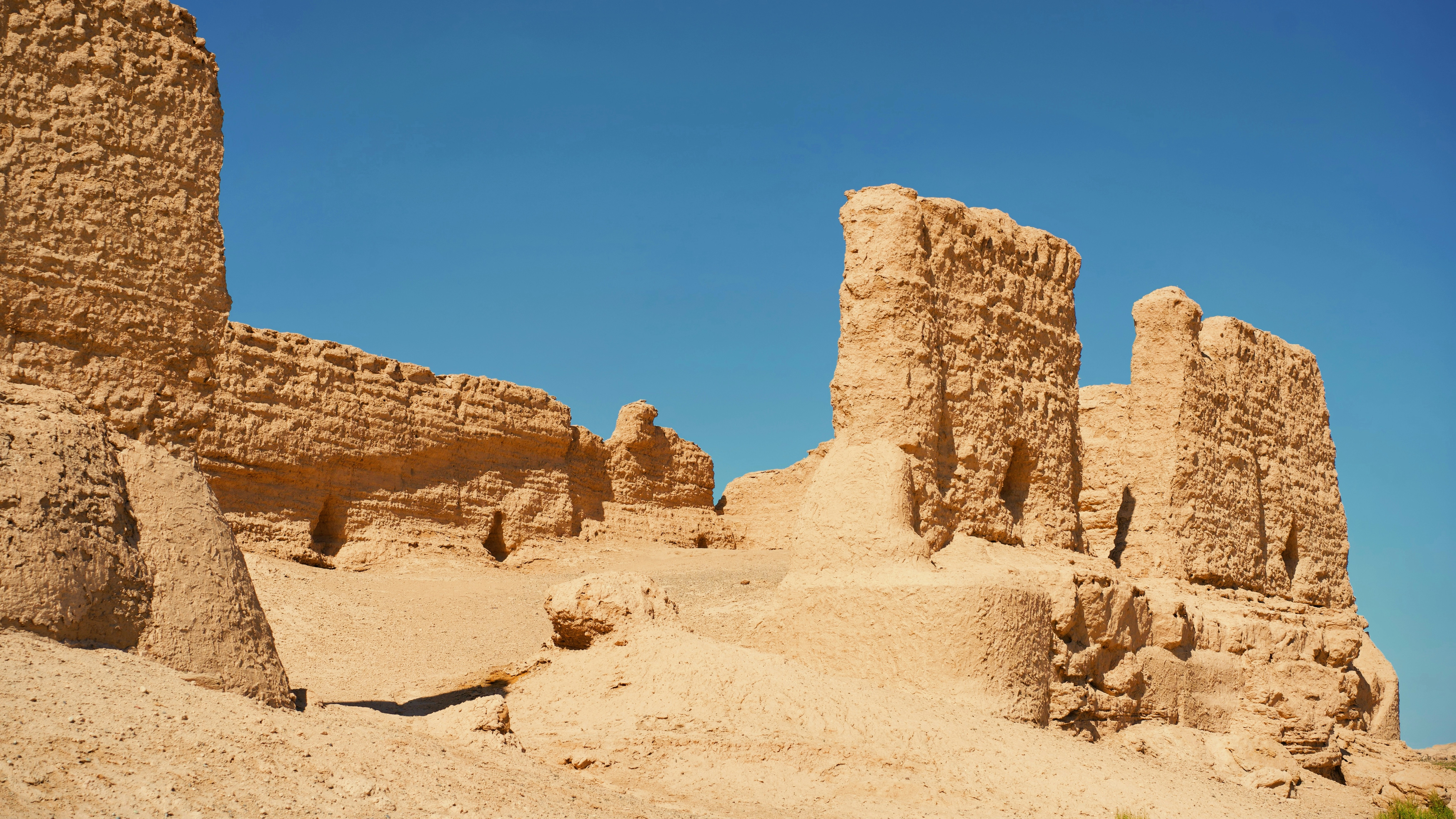 Echoes of Ancient Walls: A Desert Fortress Remnants