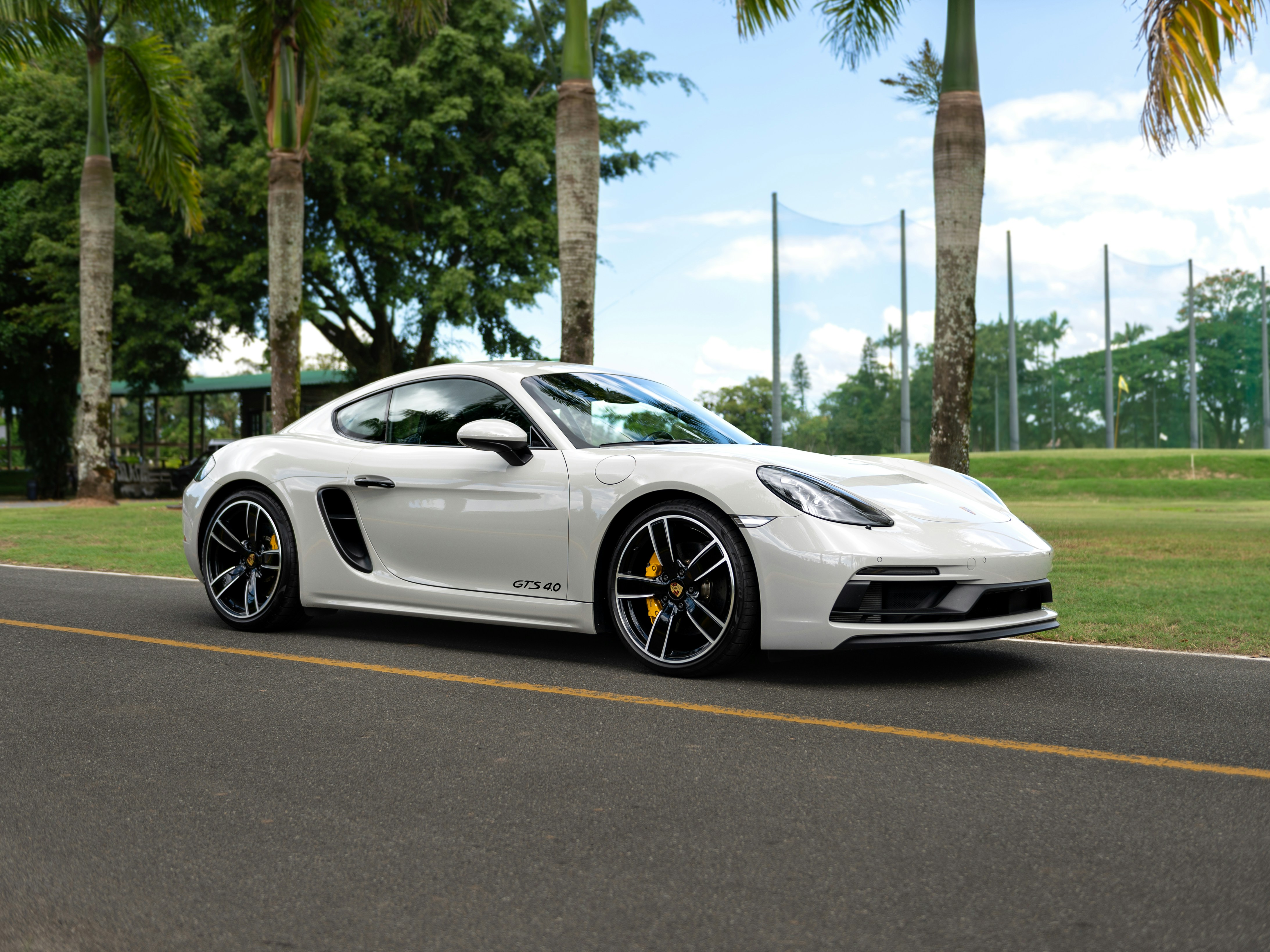 Un porsche blanco está estacionado en una carretera. foto – Imagen de ...