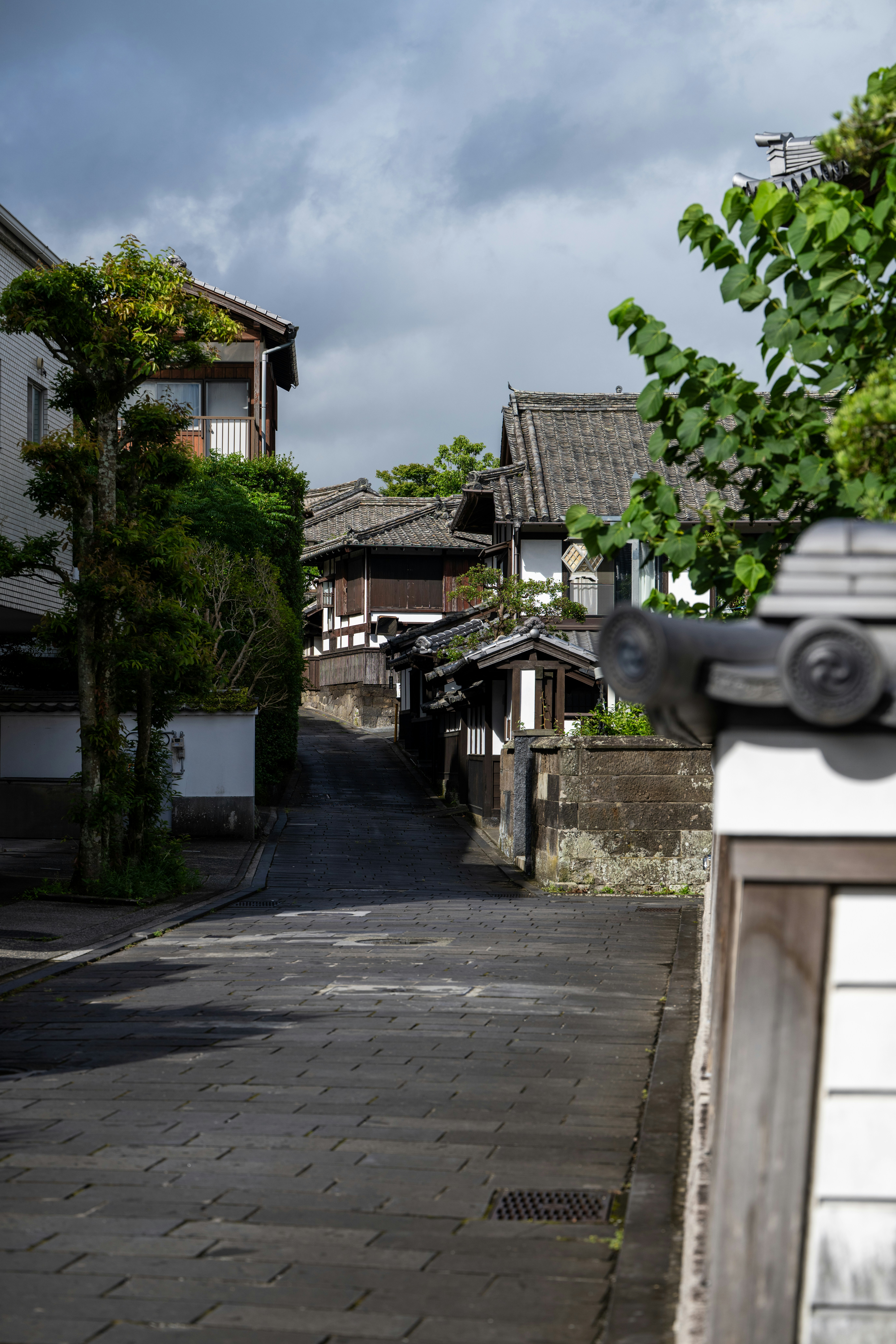 A quaint japanese street lined with traditional homes.