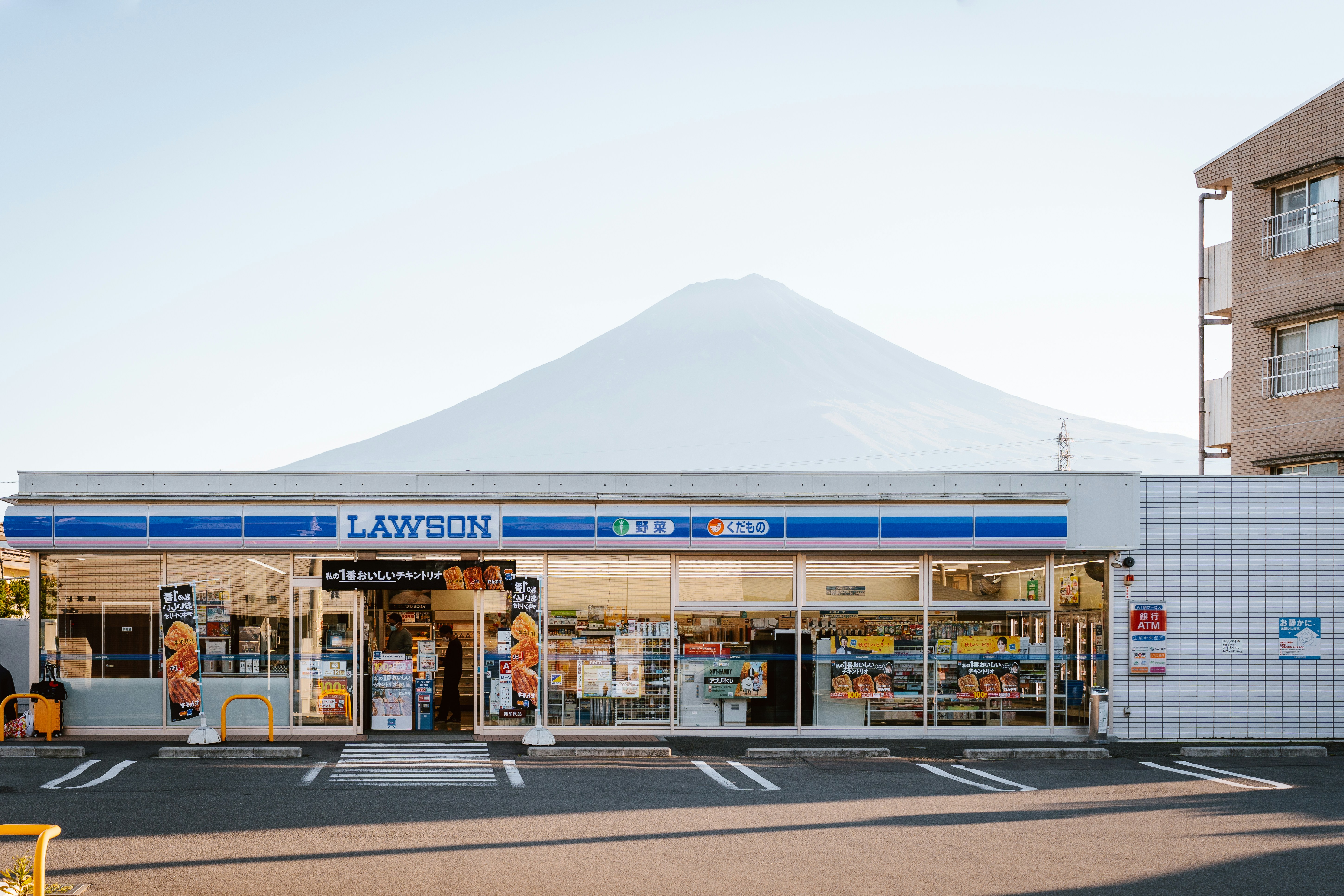 Lawson Convenience Store mit majestätischem Berg Fuji. Foto ...